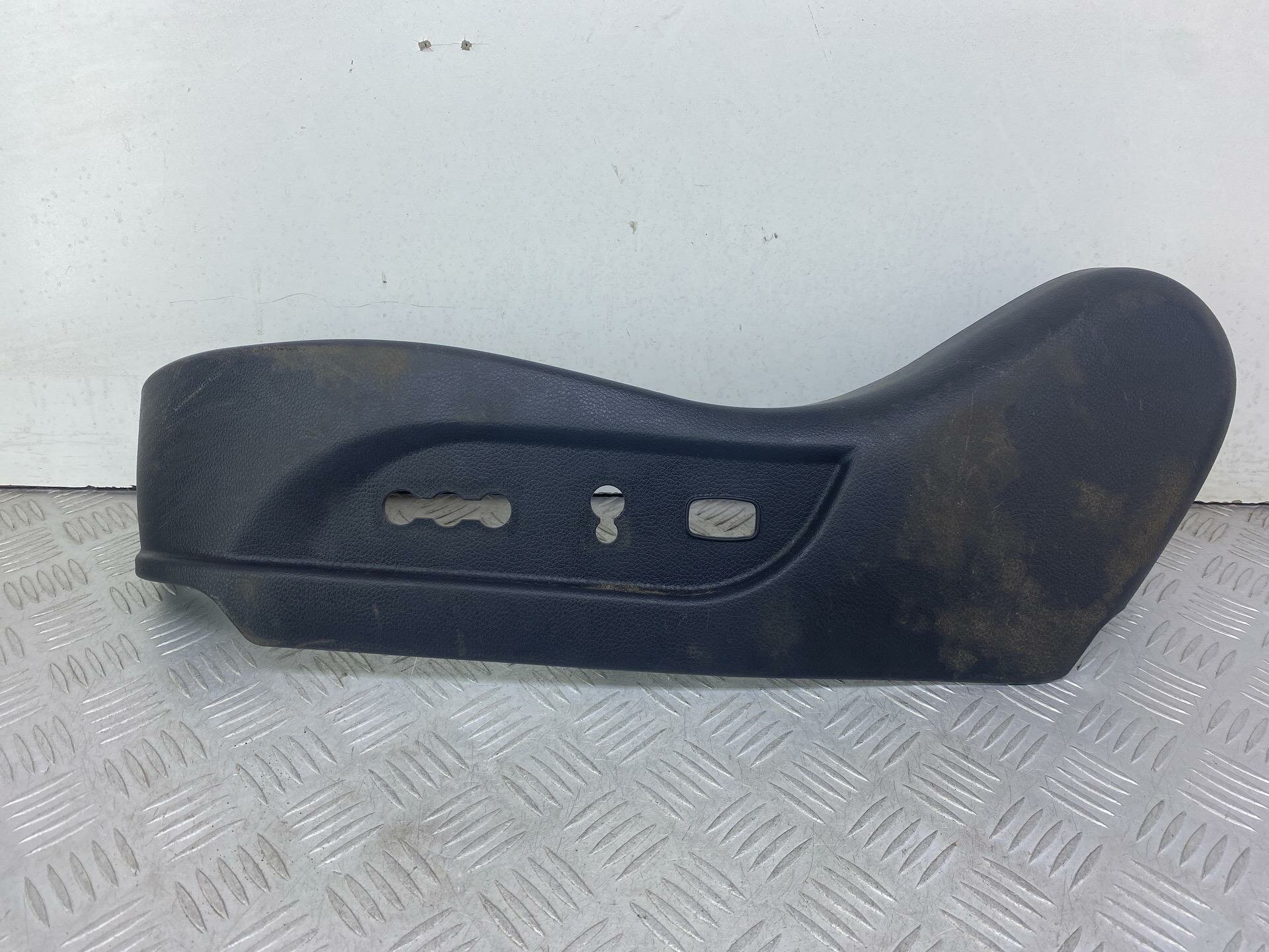 Накладка на сиденье передняя левая Hyundai i40 2013 881923Z100