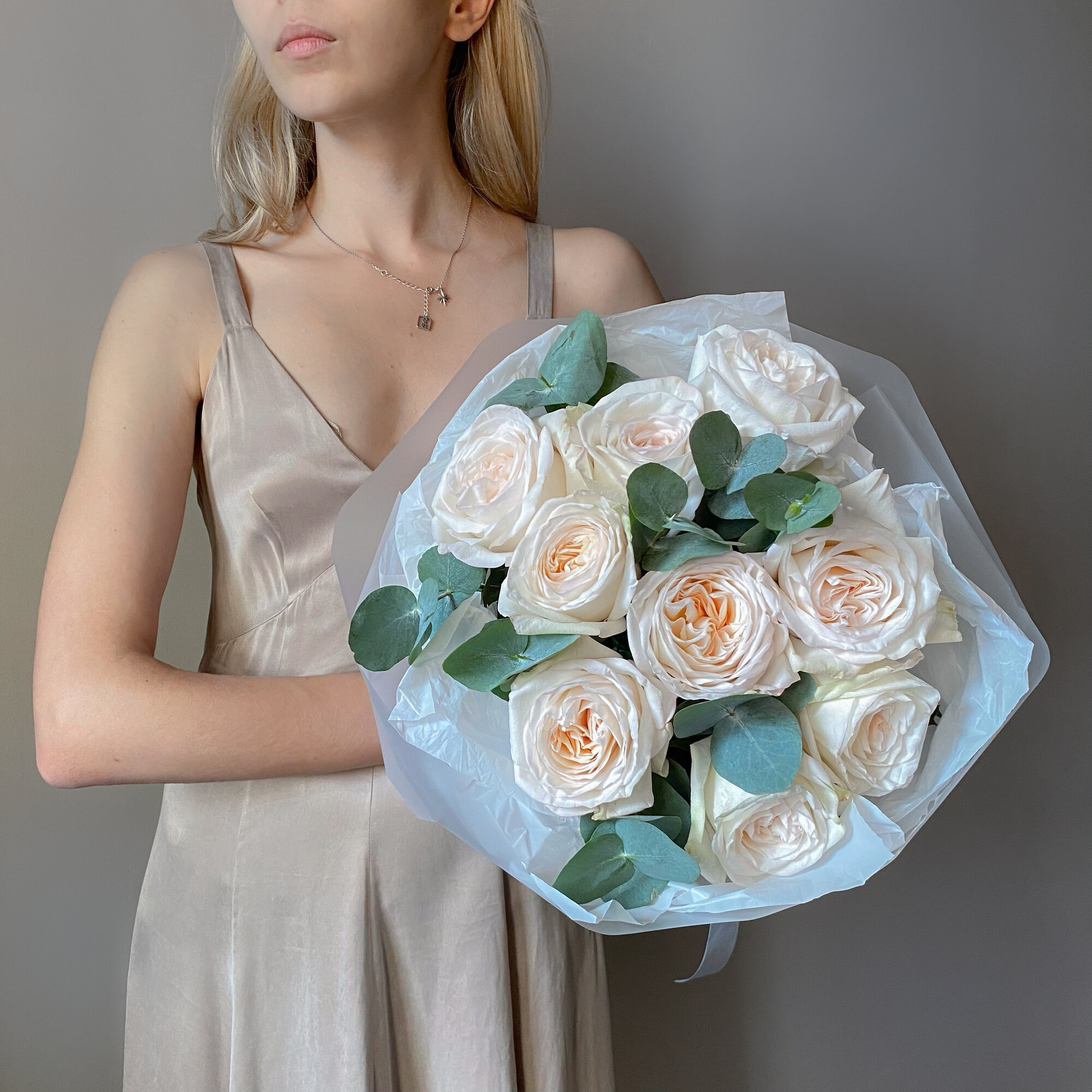 Букет из пионовидных роз с эвкалиптом в авторском оформлении, 9шт. Veresk 226