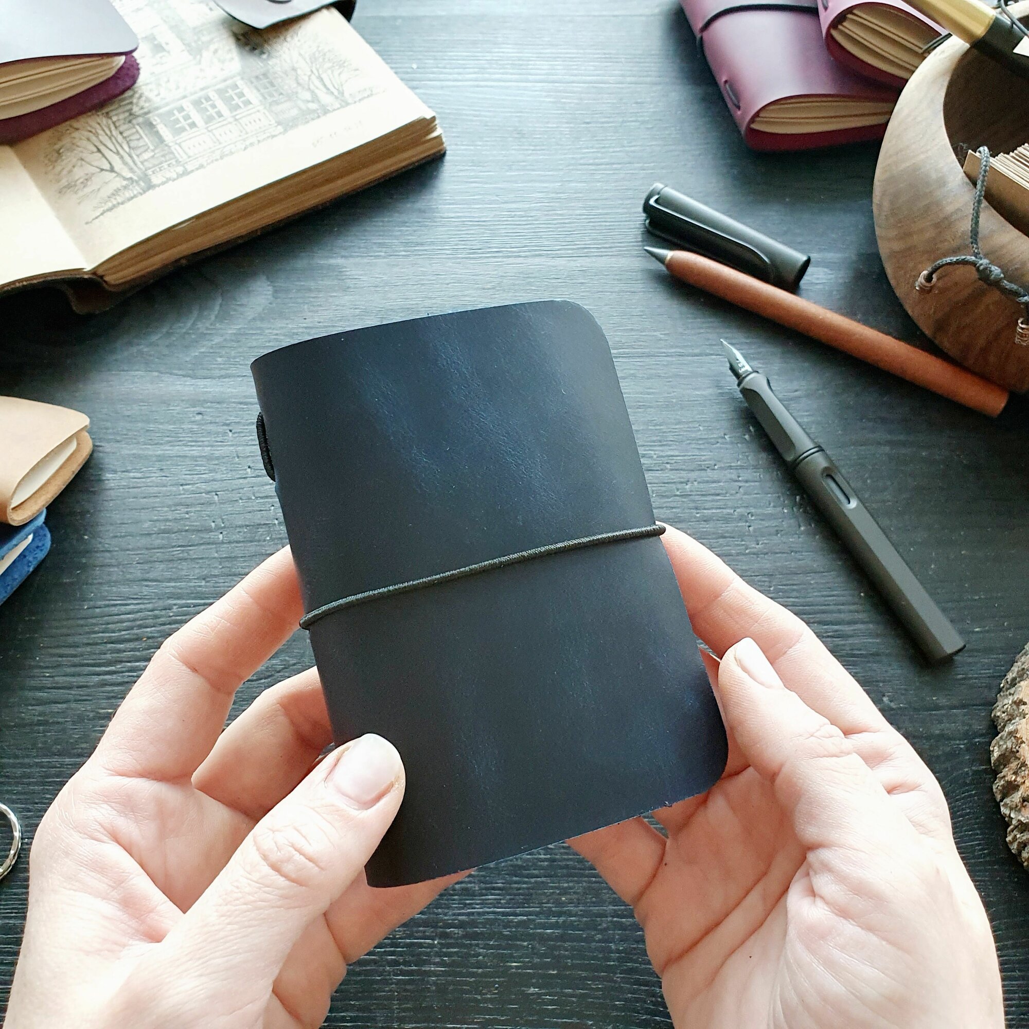 Блокнот формата А7 (8,5х11см) в обложке из натуральной кожи со сменными тетрадями / записная книжка