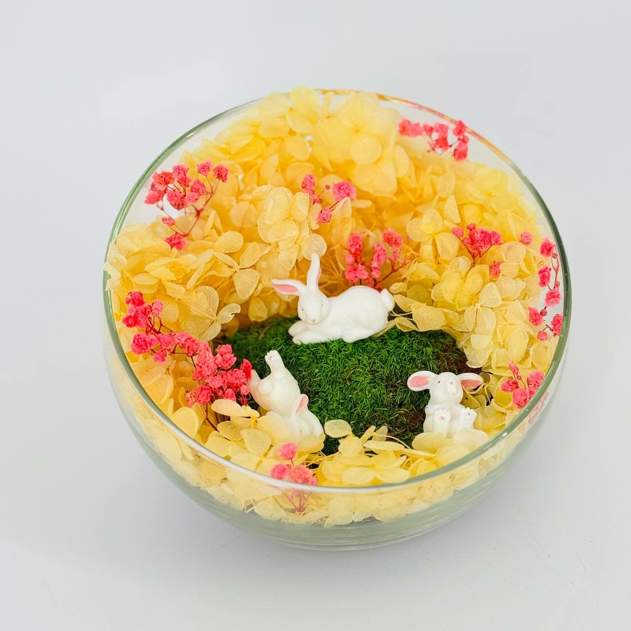 Интерьерный флорариум со стабилизированными цветами "Зайчики на полянке"