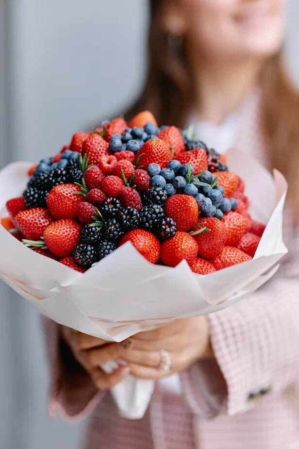 Ягодный букет «Лолита» из клубники, голубики и малины, размер M, от Vegato Studio