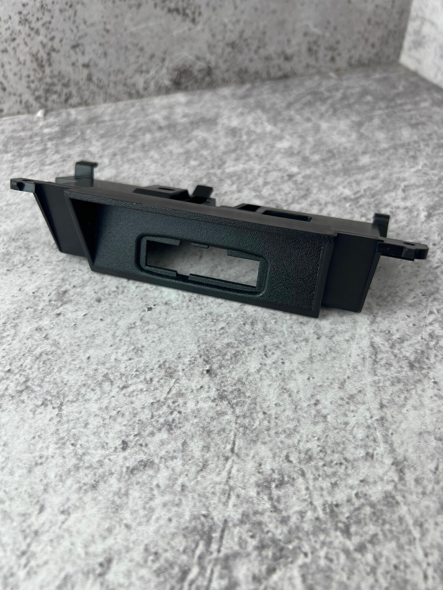 Кронштейн кнопки 90810JG00B. Для ручка багажника Nissan X-Trail T31.