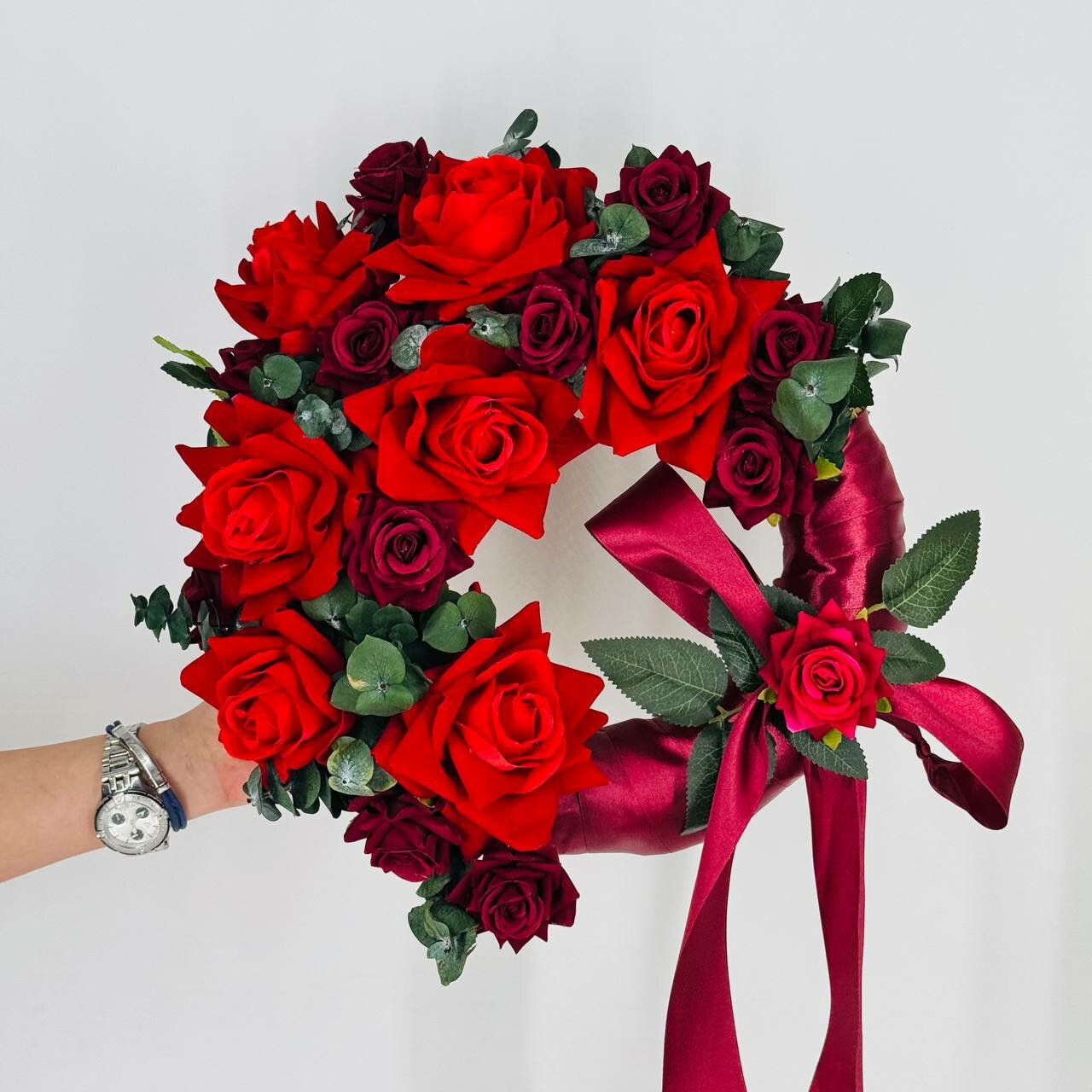 Интерьерный пасхальный венок 60 см из искусственных цветов красные розы. Декор на Пасху