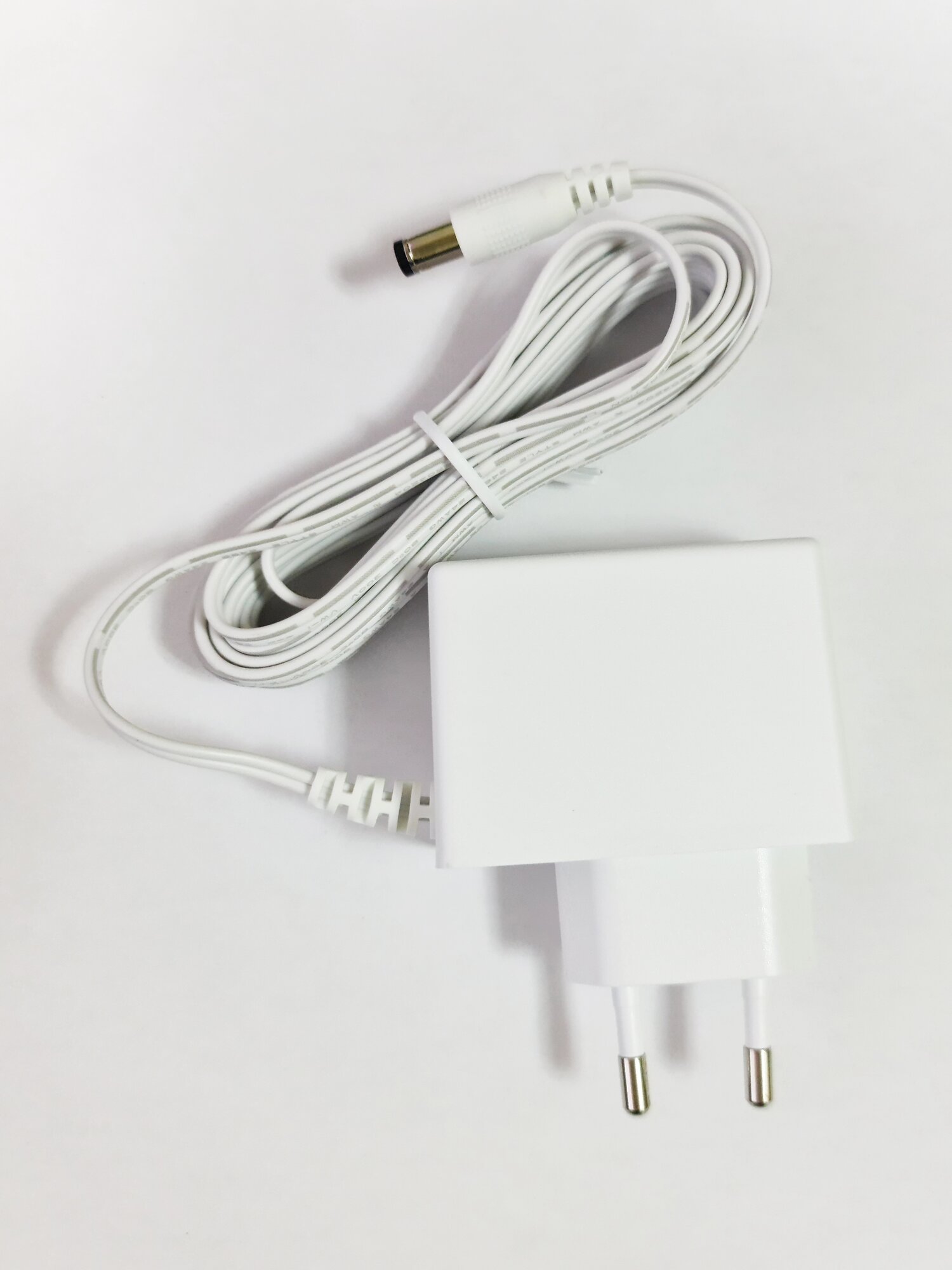 Блок питания 12В/1А Mentech MAES-1201001202 белого цвета, входное напряжение: 100-240В.