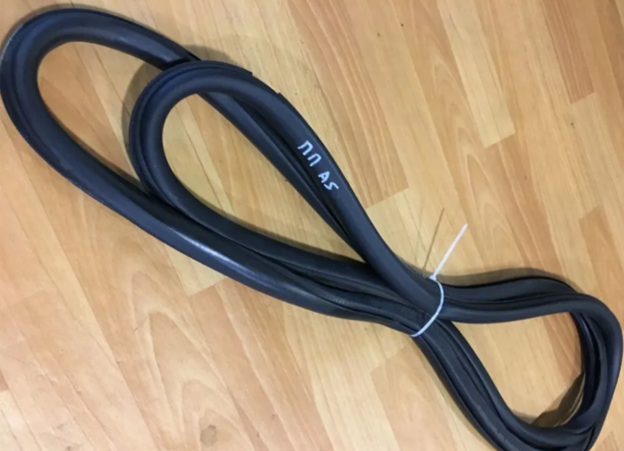 Уплотнитель (внутри) передней правой двери для Skoda Octavia (A5) 2004-2013, Б/У