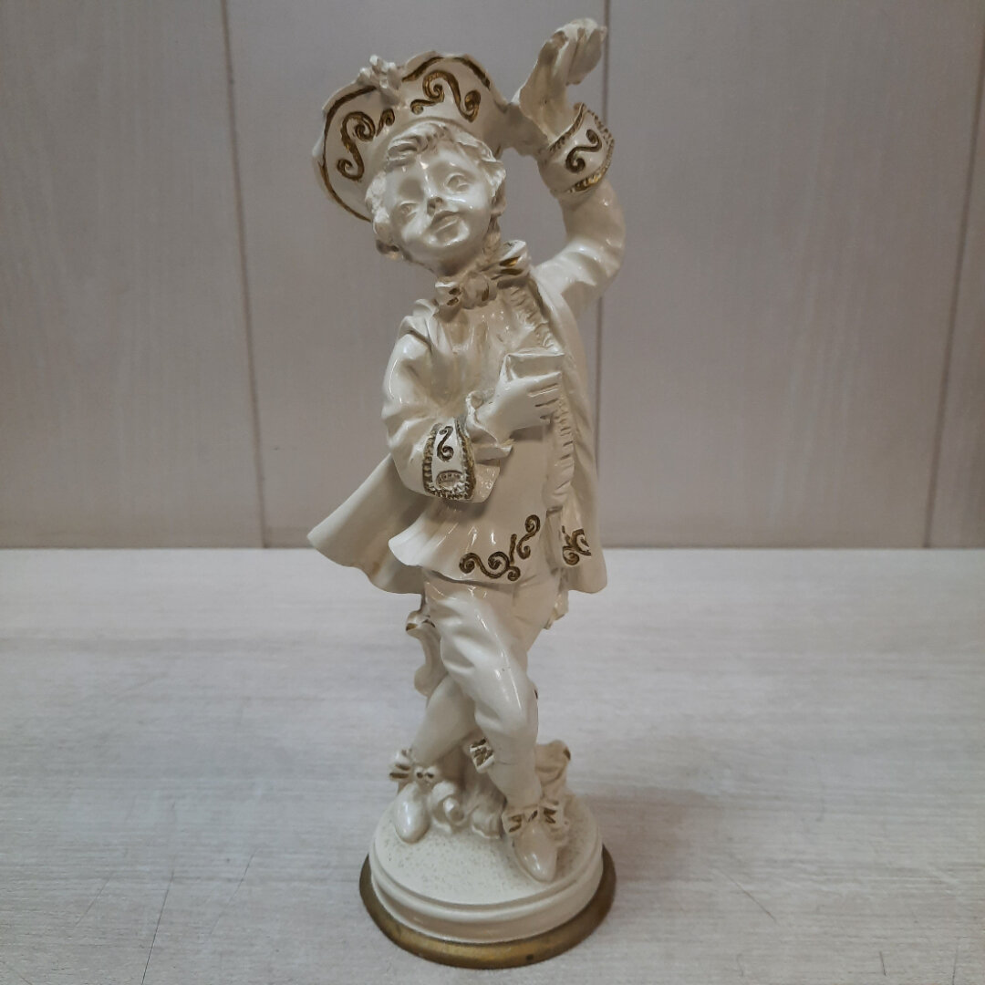 Статуэтка "Кавалер 18 век", высота 27 см, гипс. СССР. Скол на шляпе.