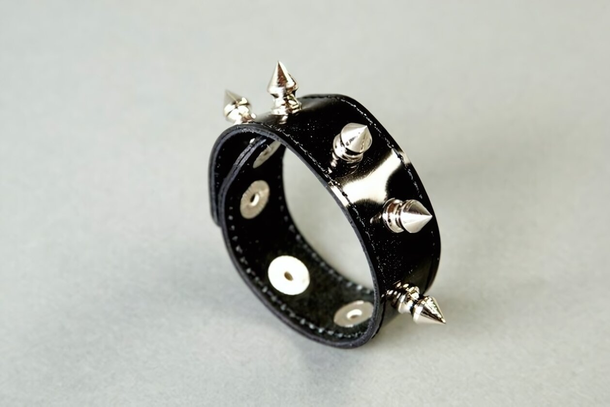 Сбруя «подиум» для фаллоса из лакированной кожи, регулируемый размер, черный с серебряными шипами