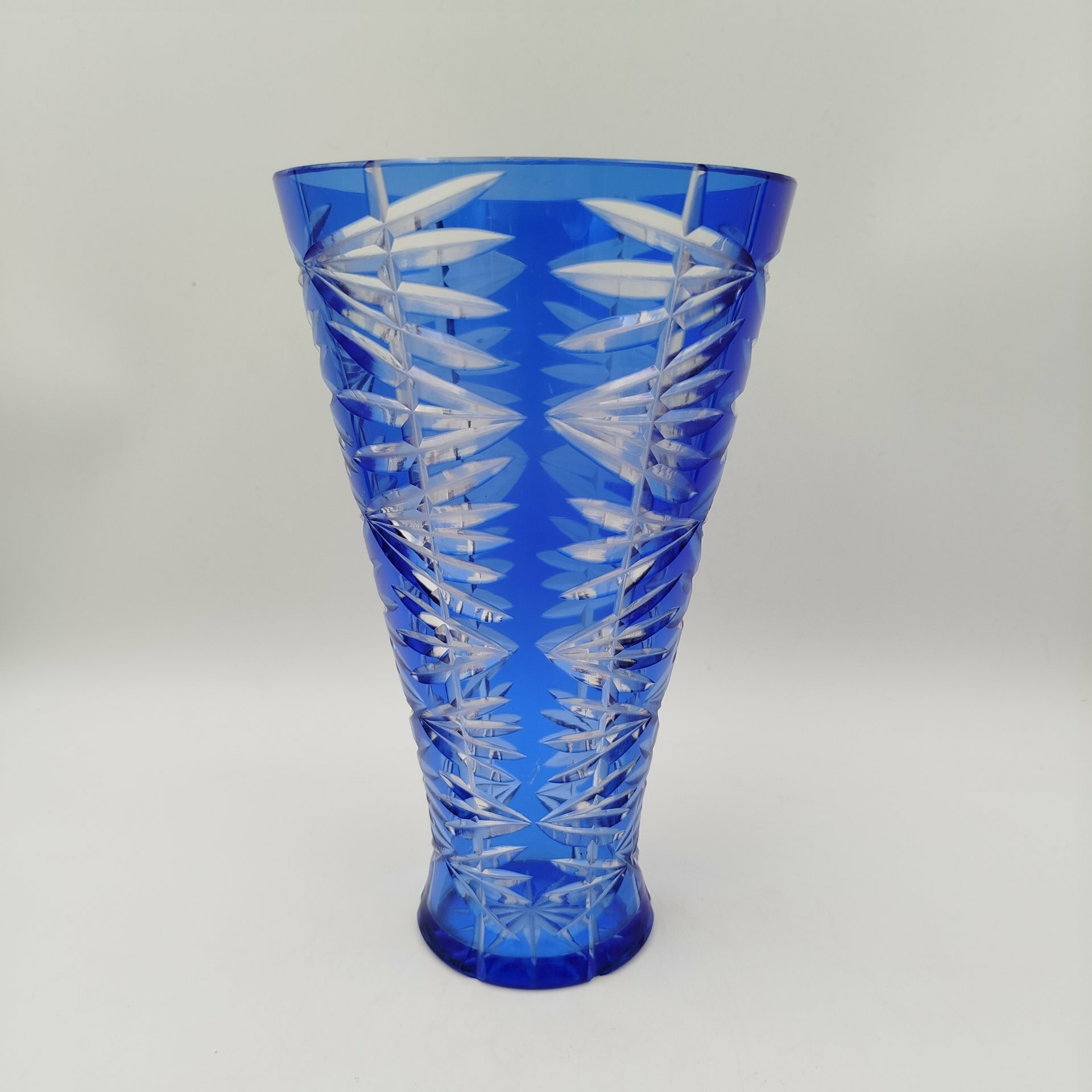 Ваза синего цвета с резным декором, стекло, резьба, Завод «Красный Гигант», СССР