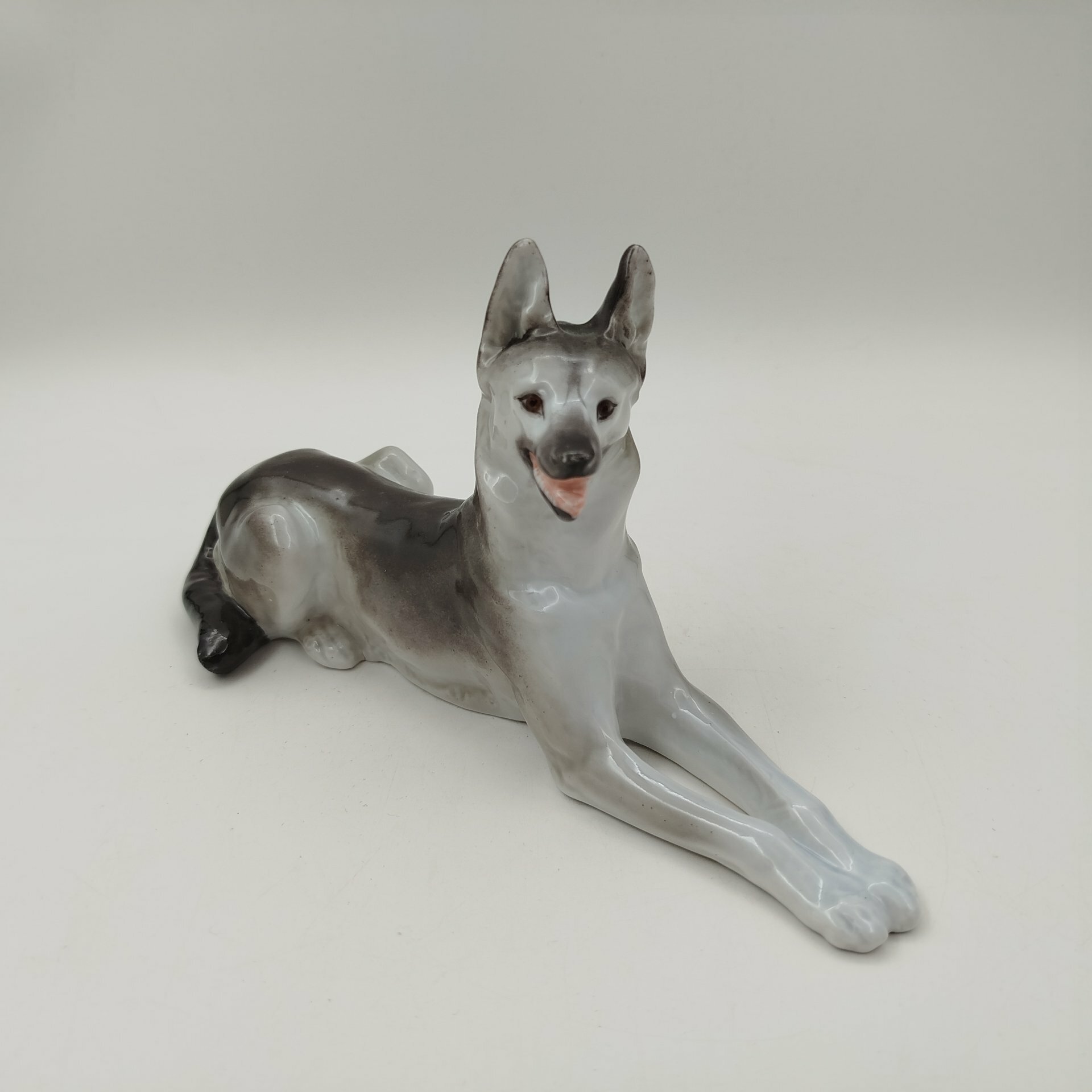 Статуэтка "Немецкая овчарка", автор В. С. Драчинская, фарфор, роспись