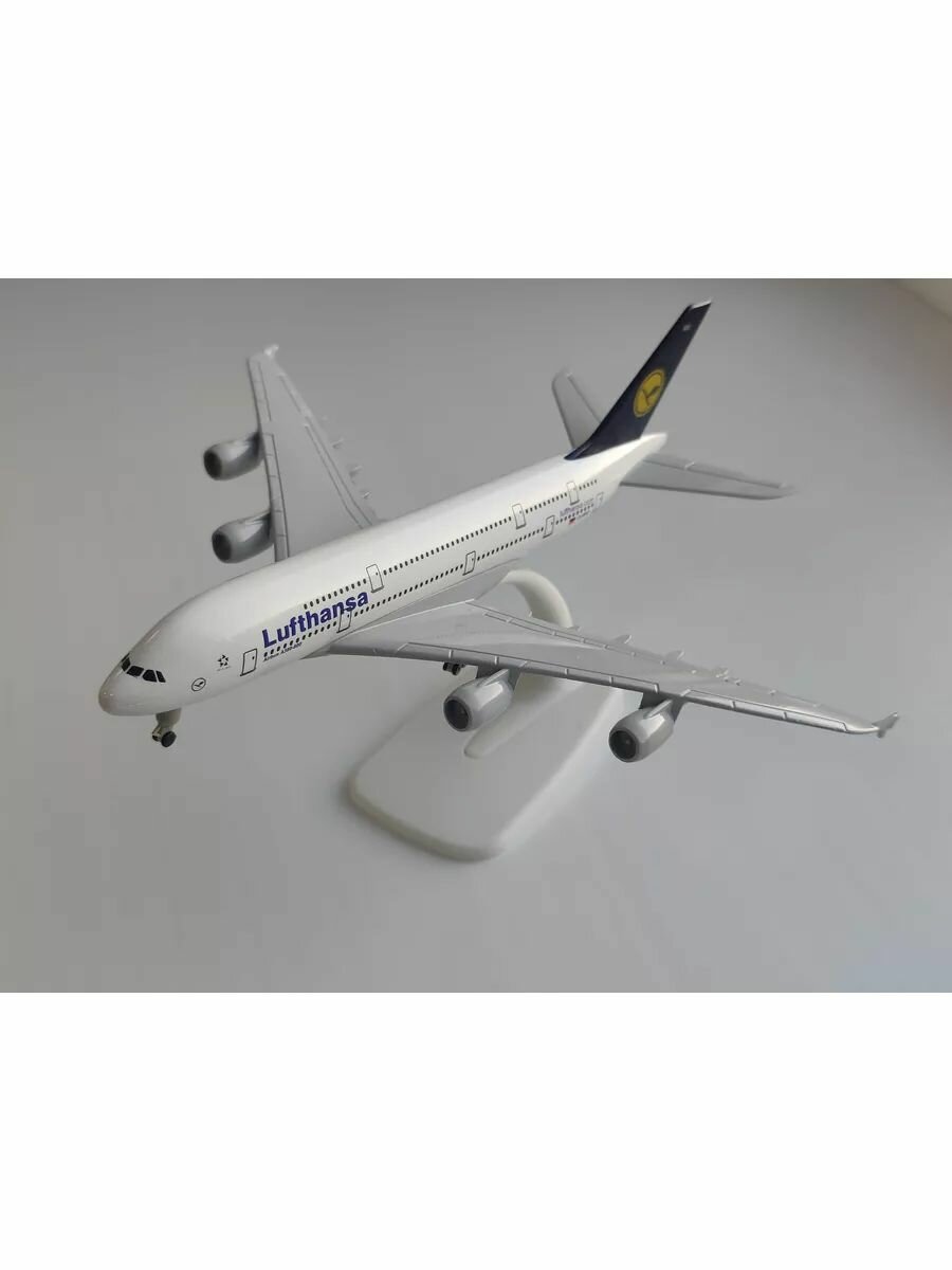 Игрушечная модель самолета Lufthansa — фото 1