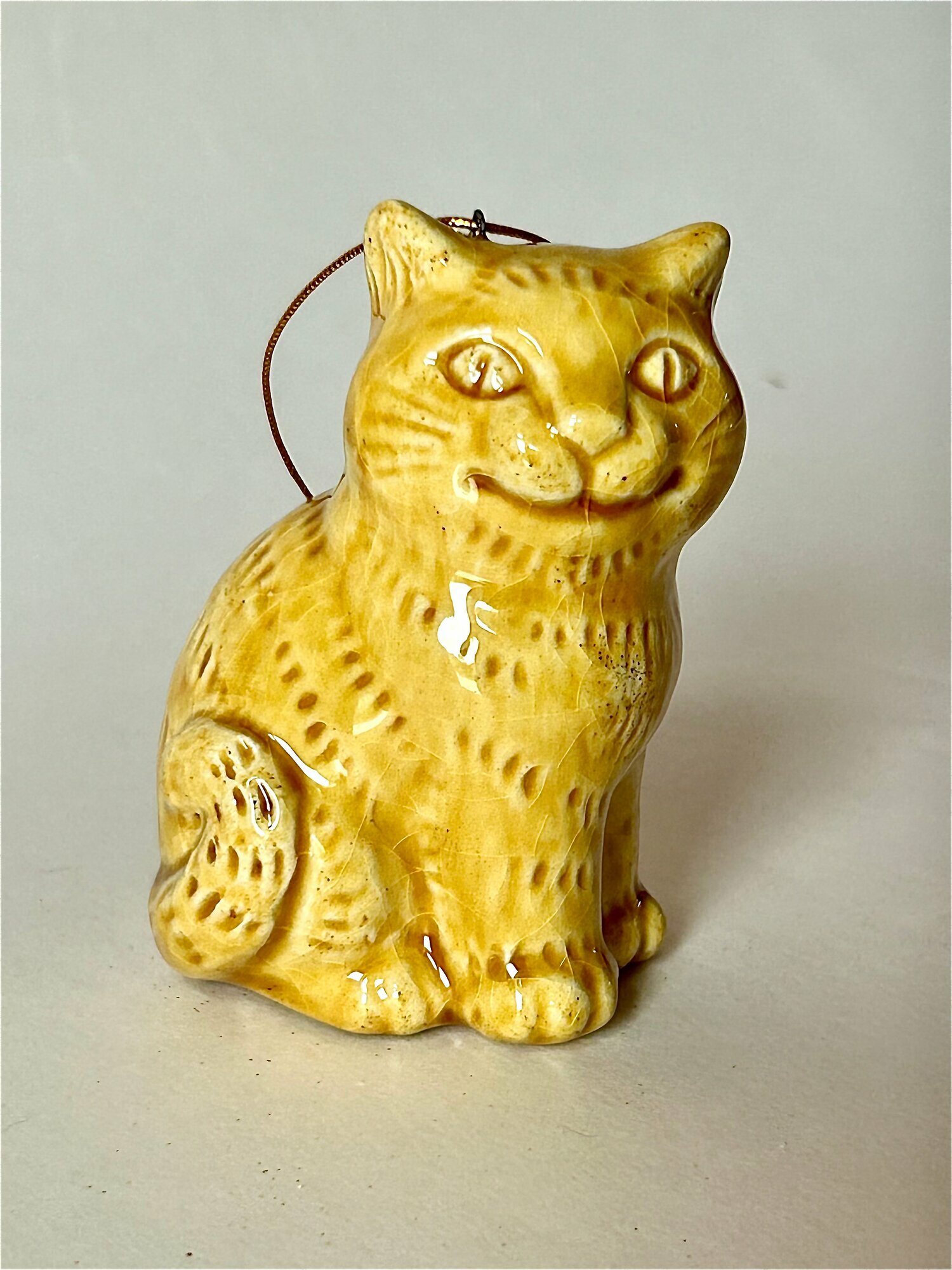 Елочная игрушка Котик горчичный, Майолика, глазурь, керамика, 8х6 см