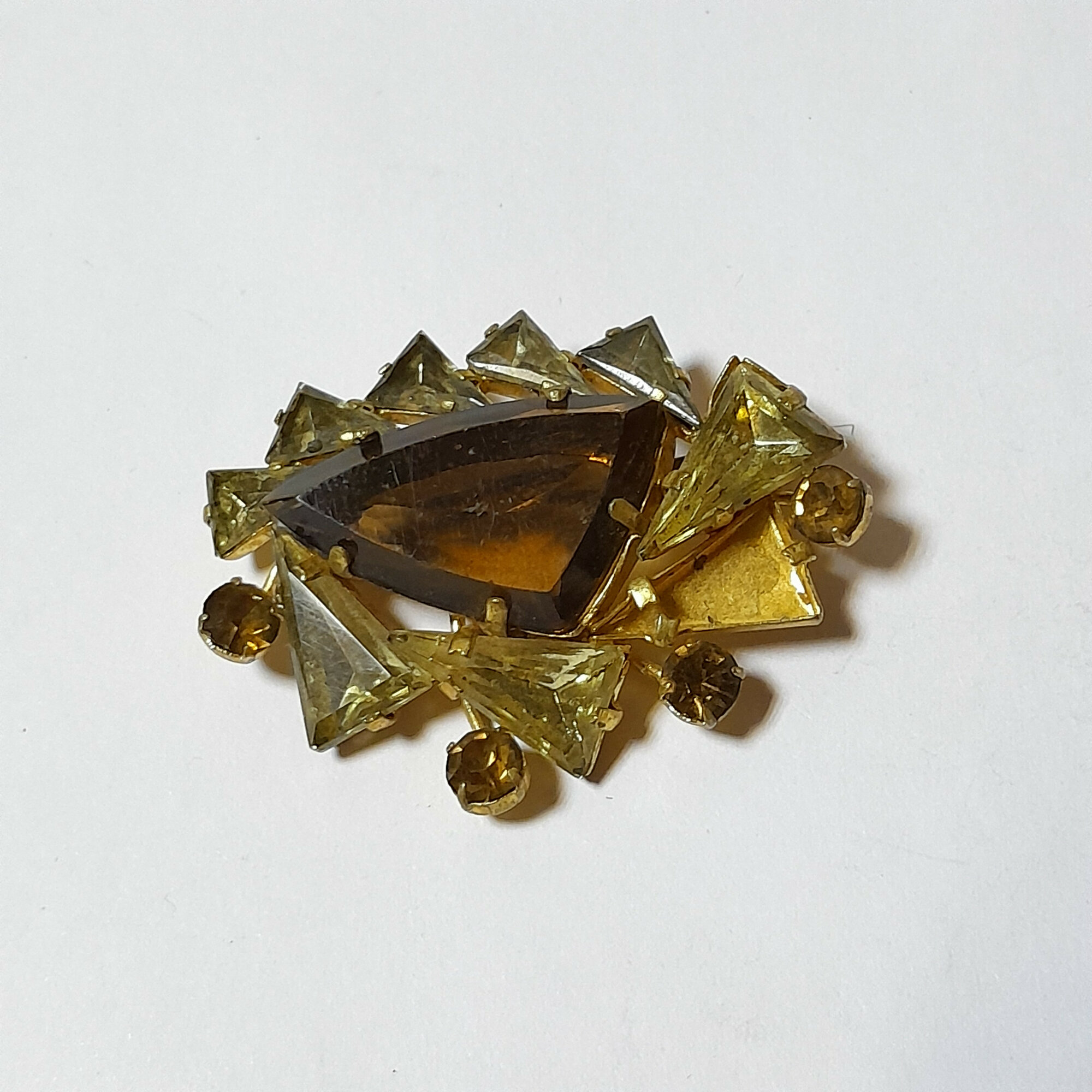 Брошь 4.5х3.5 см, стекло - бижутерия, не хватает одного элемента, винтаж, СССР.