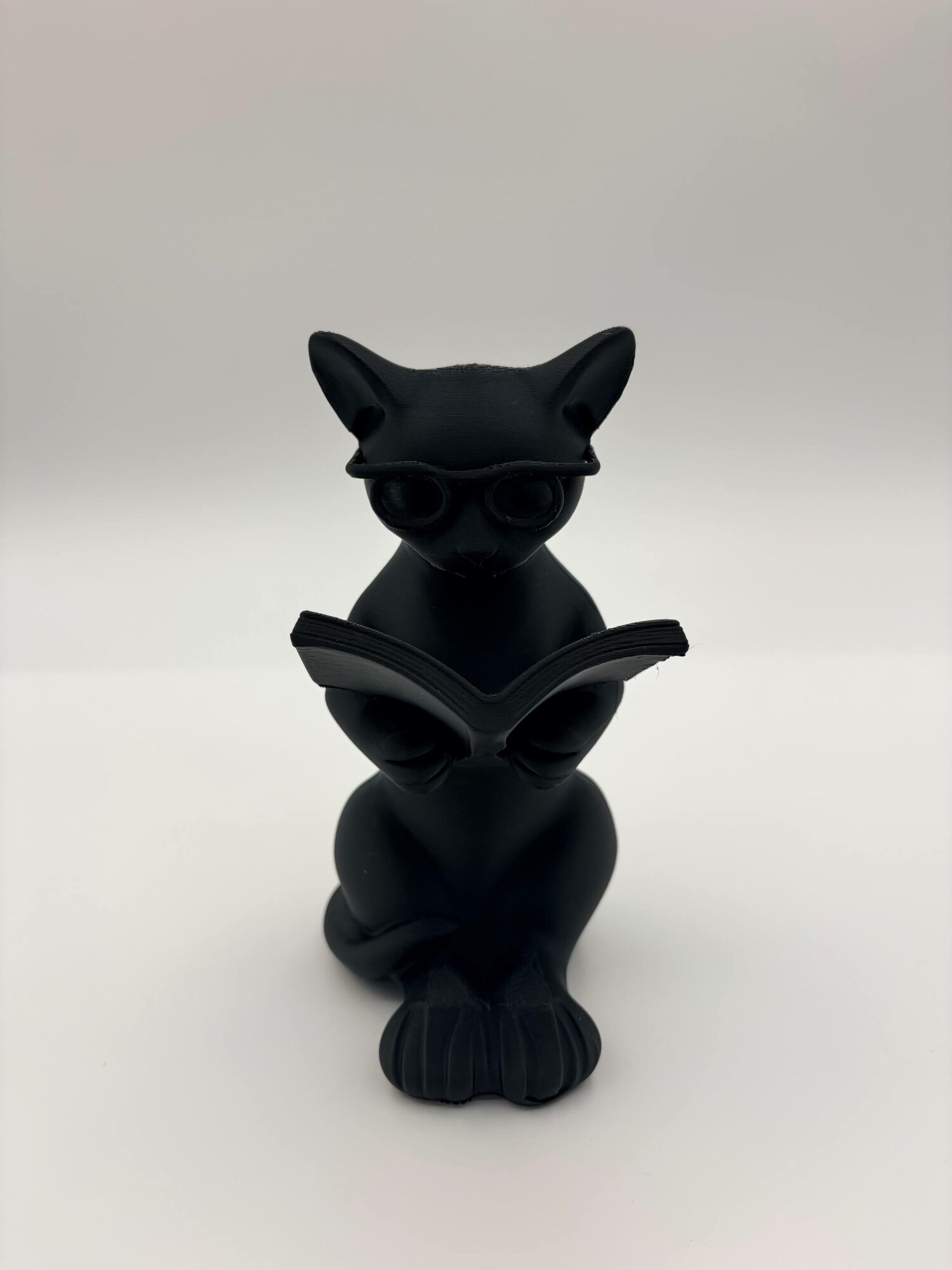 Фигурка кот читает книгу в очках
