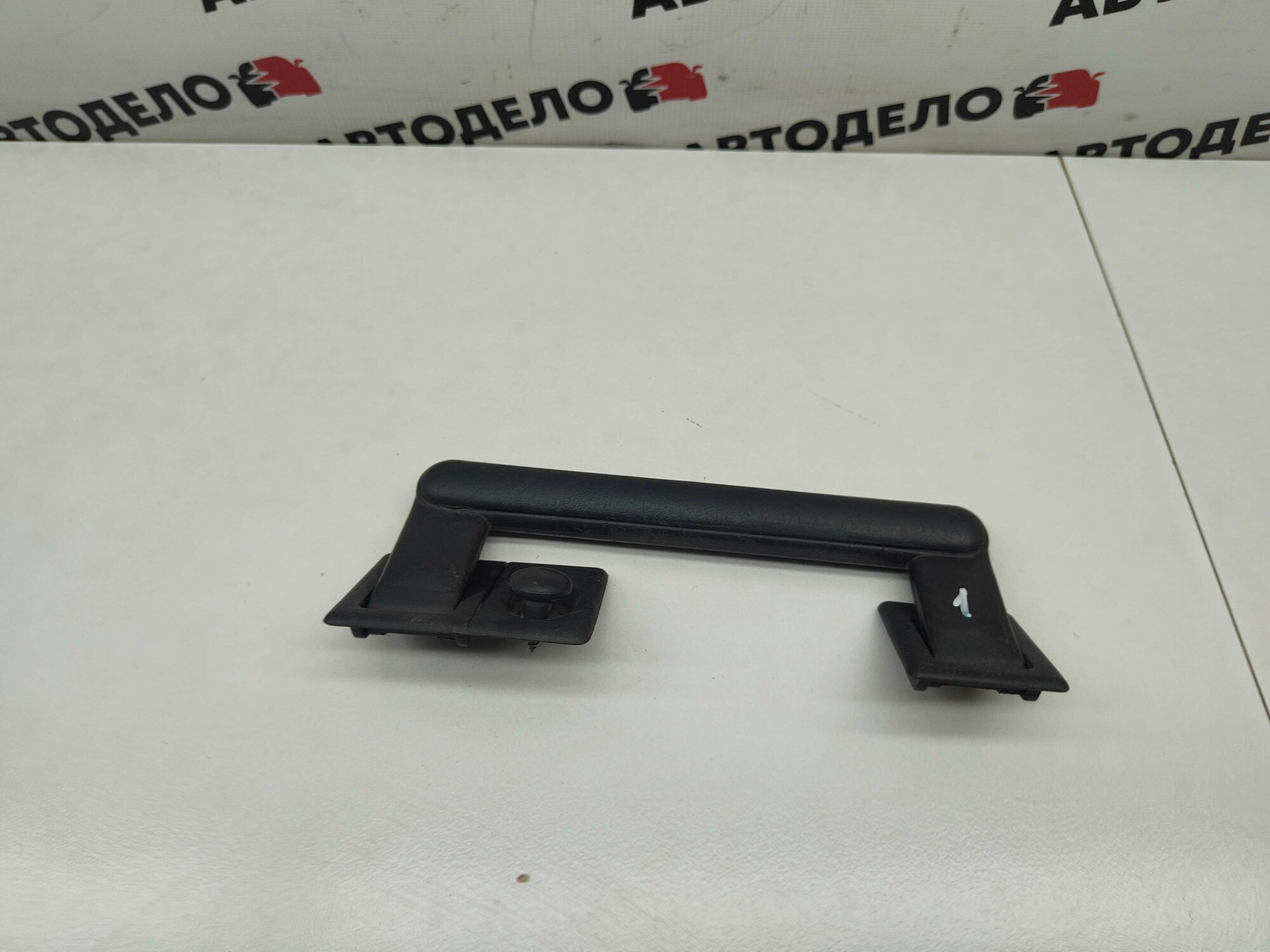 Ручка потолочная Audi 100 (C3) 1983 г.в