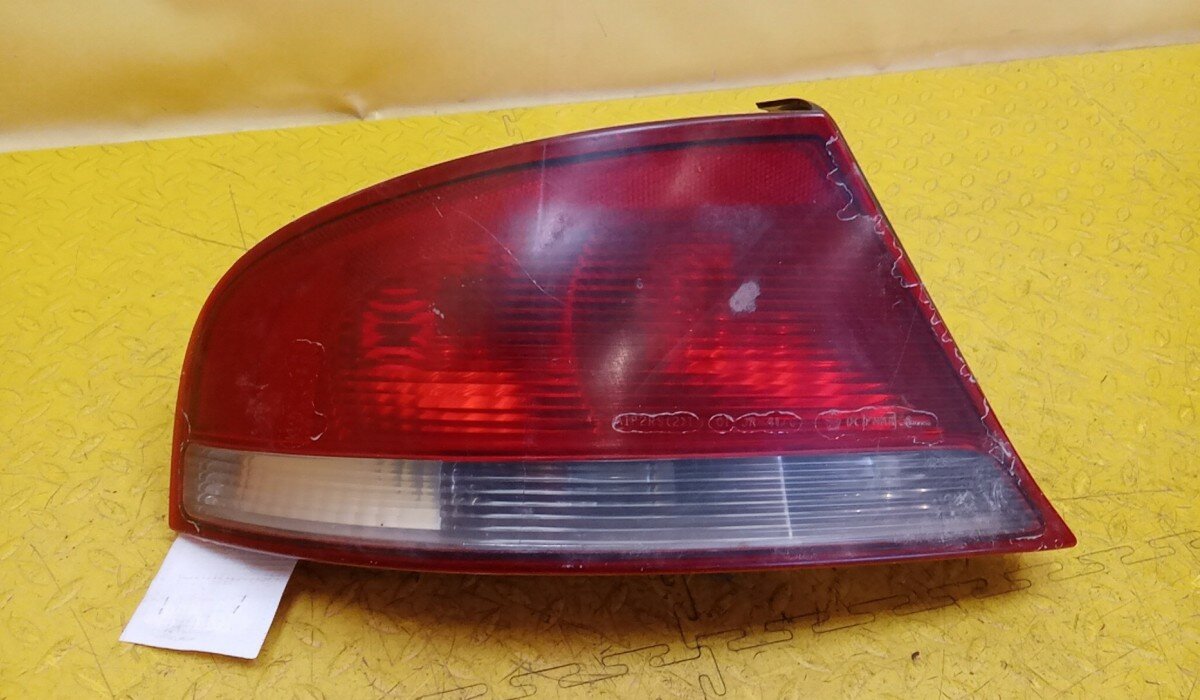 Фонарь задний Sebring/Dodge Stratus Chrysler 04805353AA