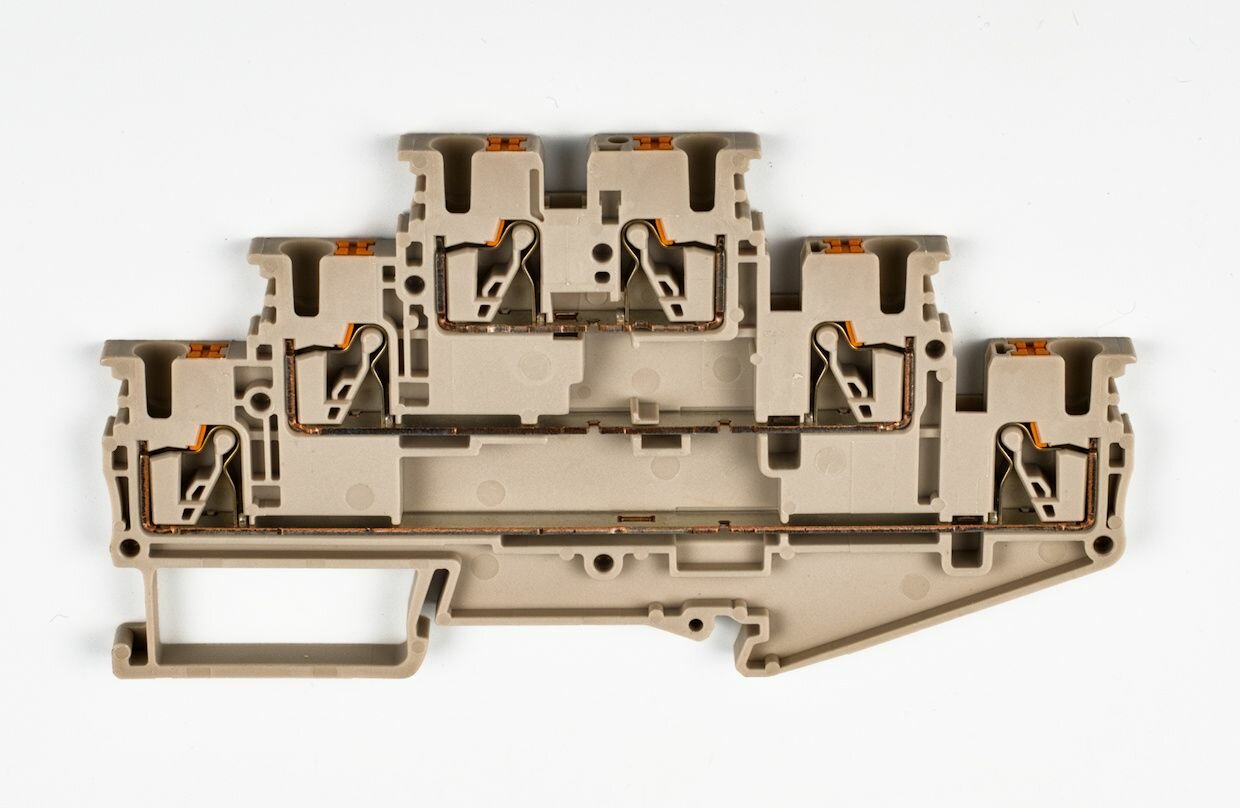Клемма Push-In Dinkle DP2.5N-3L 24А, трехуровневая, проходная, на Дин-рейку, цвет бежевый