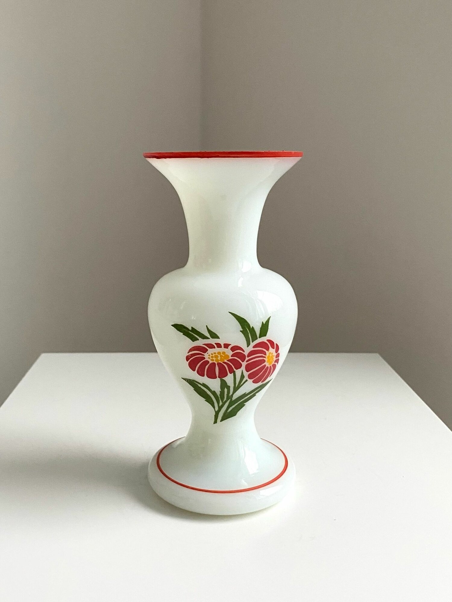 Винтажная ваза "Цветы" Молочное стекло. СССР. Высота 18 см.