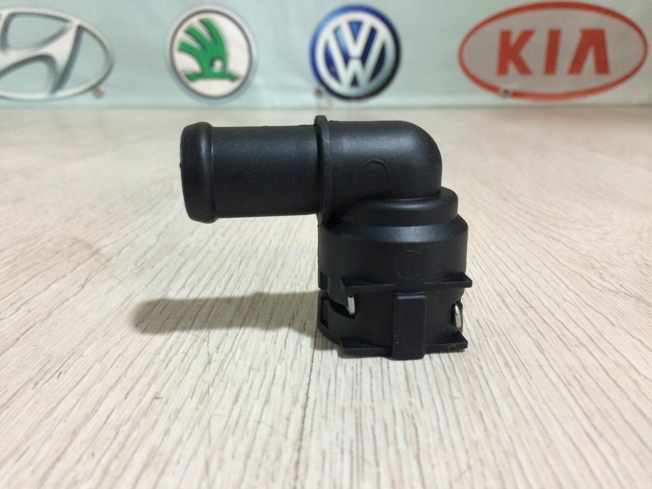 Фланец патрубок Г-образный системы охлаждения Шкода Фольксваген Skoda Volkswagen