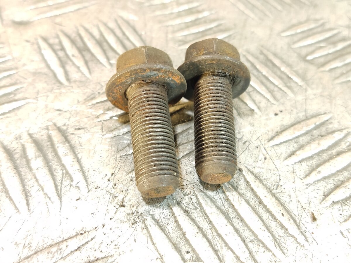 Болт крепления суппорта переднего NISSAN Micra K12 080442401A