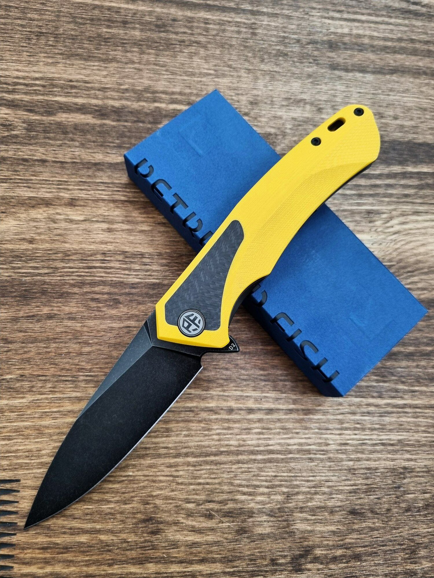 Складной нож Petrified Fish Pub PF838 YCDW , D2, карбоновая вставка/g10, желтый