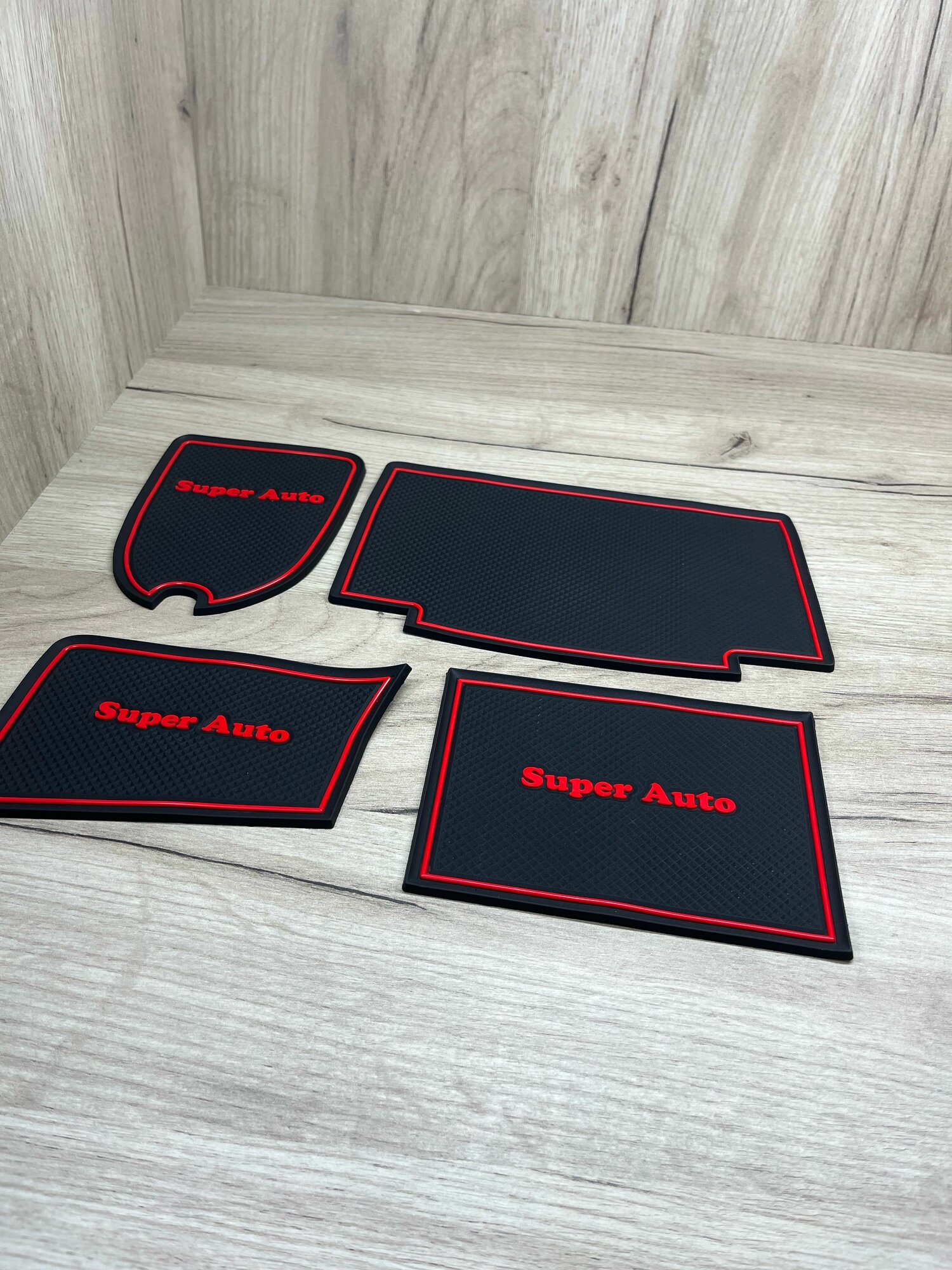 Комплект ковриков панели приборов и консоли Super Auto для ВАЗ 2113 / 2114 / 2115 черно-красные