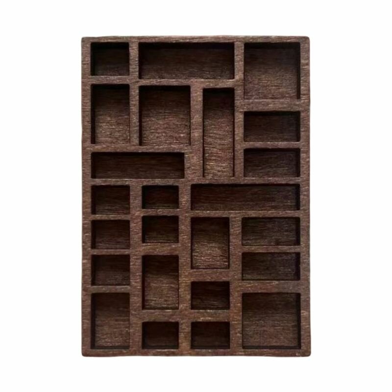 Миниатюрная сустава на полке