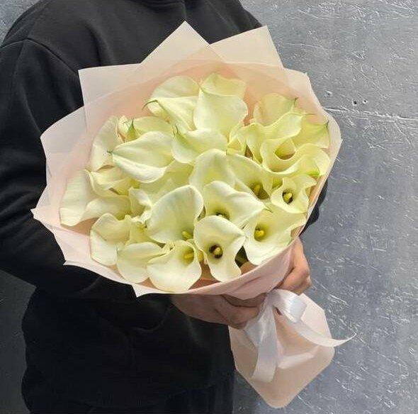 Калла белая 25 шт. Букет из белых калл в розовой дизайнерской упаковке