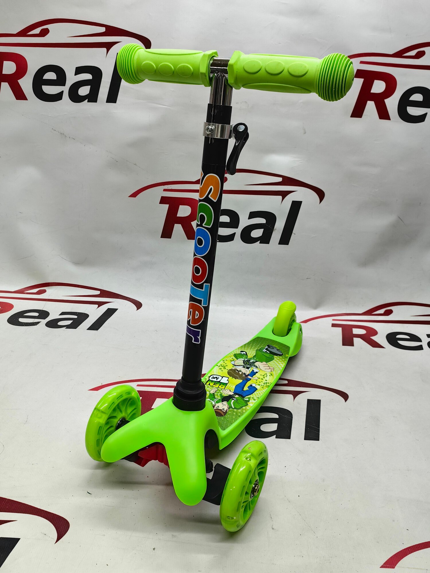 Детский самокат трехколесный 2-5 лет зеленый со светящимися широкими колесами для мальчиков