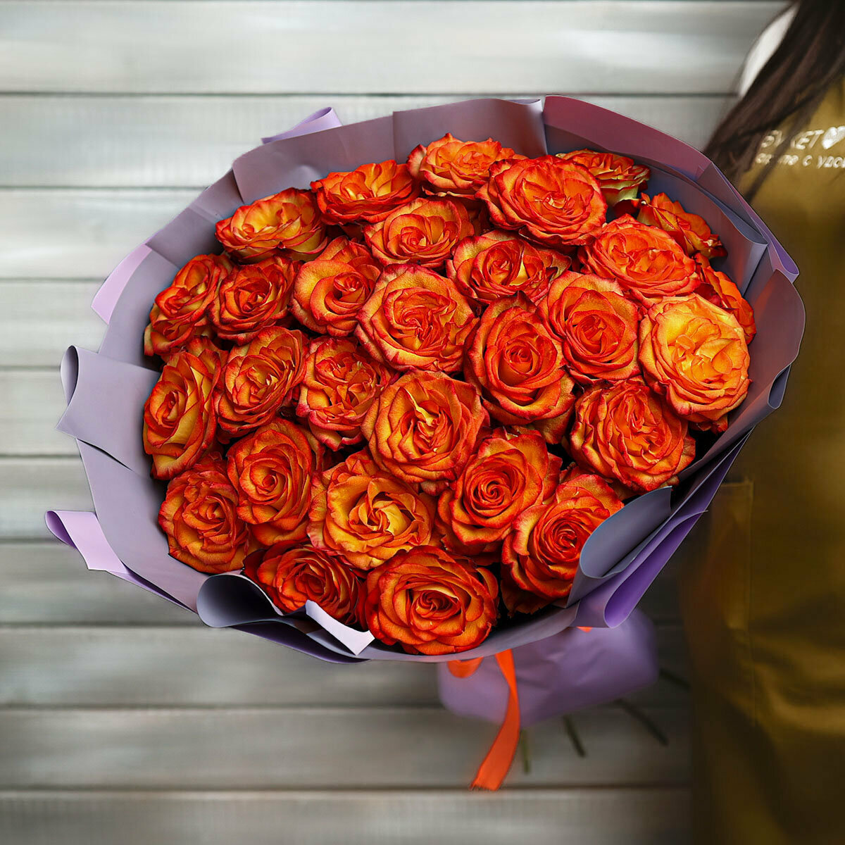 Монобукет "Букет Маркет", 27 оранжевых эквадорских роз, высота 50см, упаковка, оберточная бумага