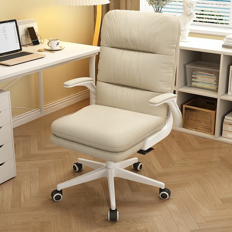 Бежевое кожаное офисное кресло с мягкими подушками и колесиками