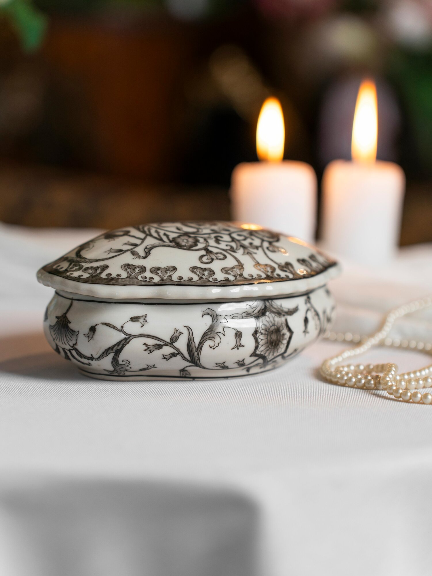 Шкатулка интерьерная "Горгона", фарфоровая, ручной росписи, бело-чёрная, овальная, 17 х 12 х 7 см