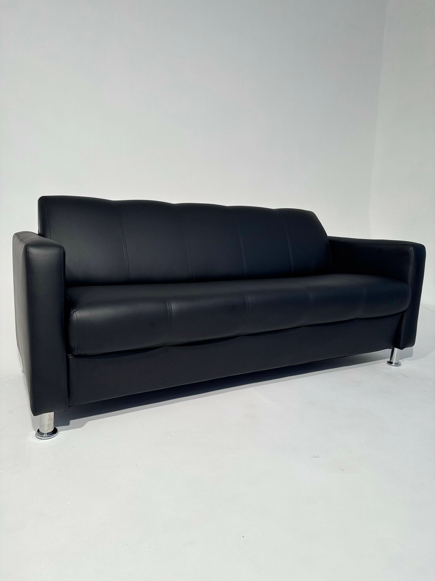 Диван офисный Сенатор 1700, механизм Нераскладной, 170х80х82 см, чёрный матовый, с отделочной строчкой