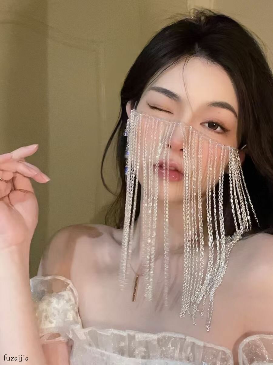 Маска-вуаль для лица из цепочек серебристая / Маска-цепочка на лицо / Украшение на лицо тика стразовая.