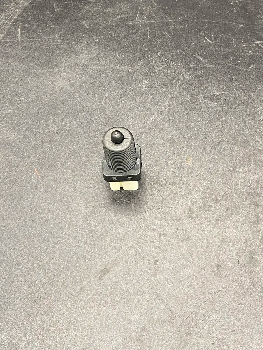 Концевик педали тормоза Новое Cargoparts