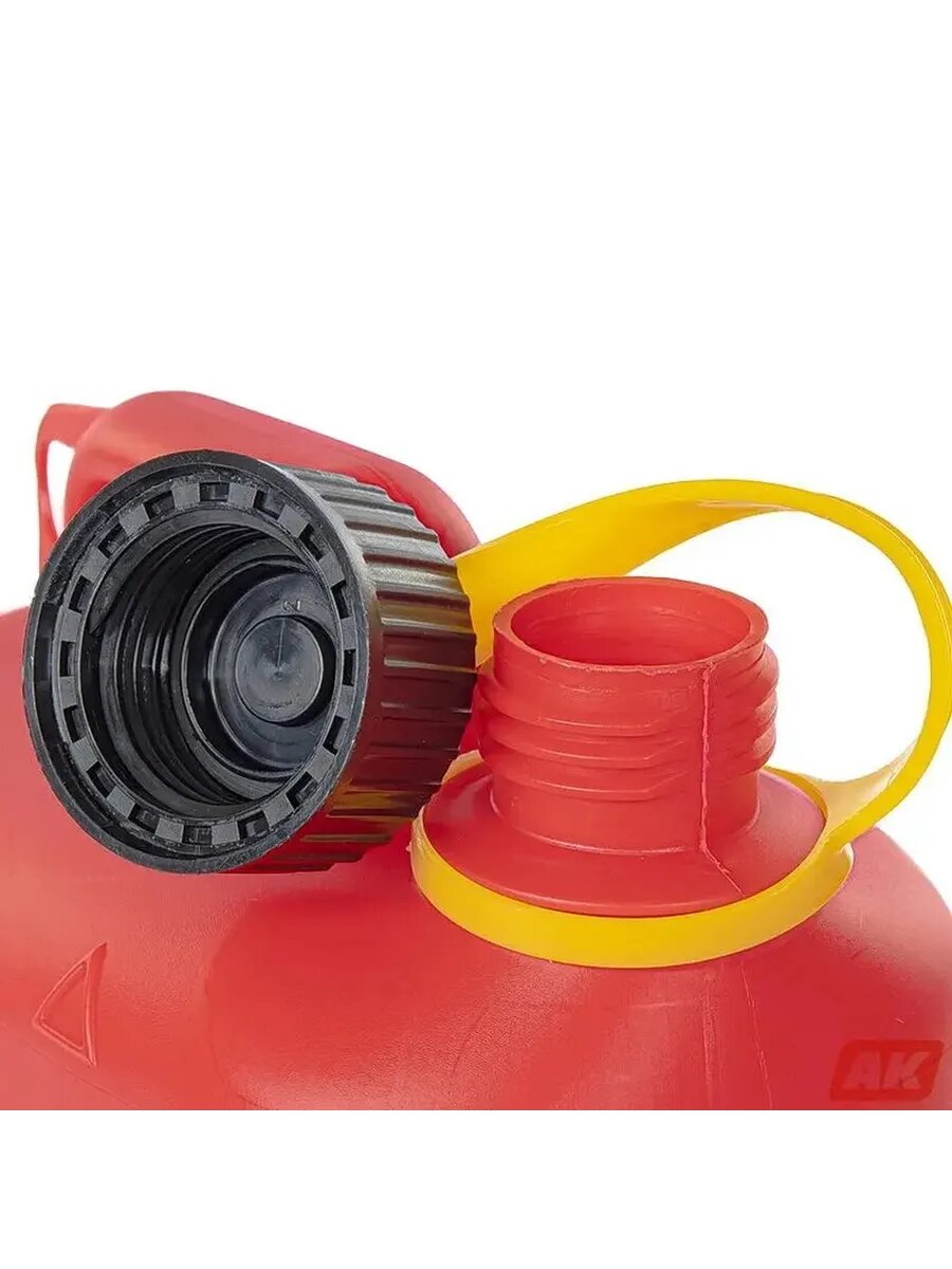 Практичная канистра для топлива 5л с защитой и лейкой