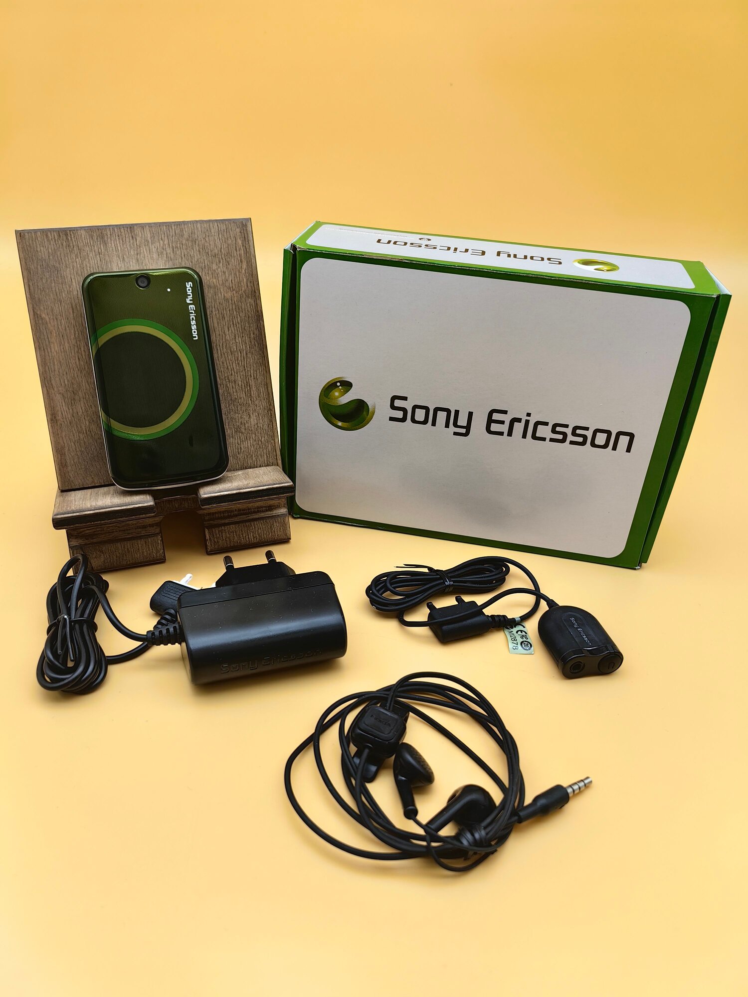 Мобильный кнопочный телефон раскладушка Sony Ericsson T707, Зеленый