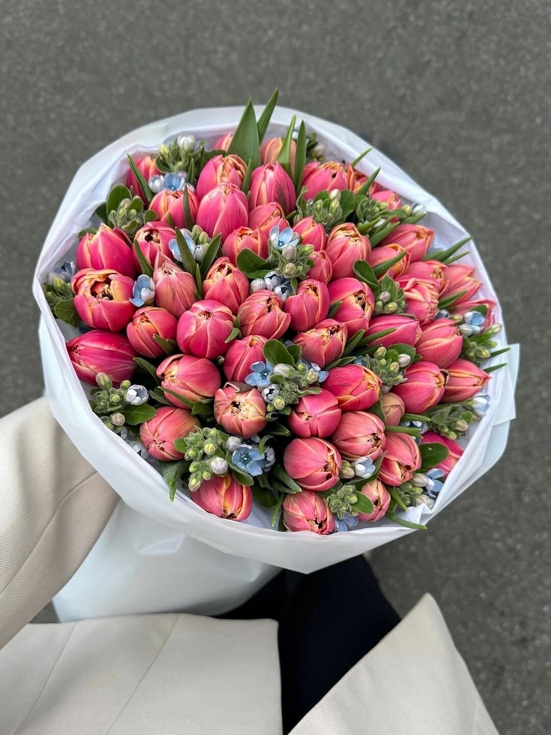 Букет из пионовидных тюльпанов и незабудок