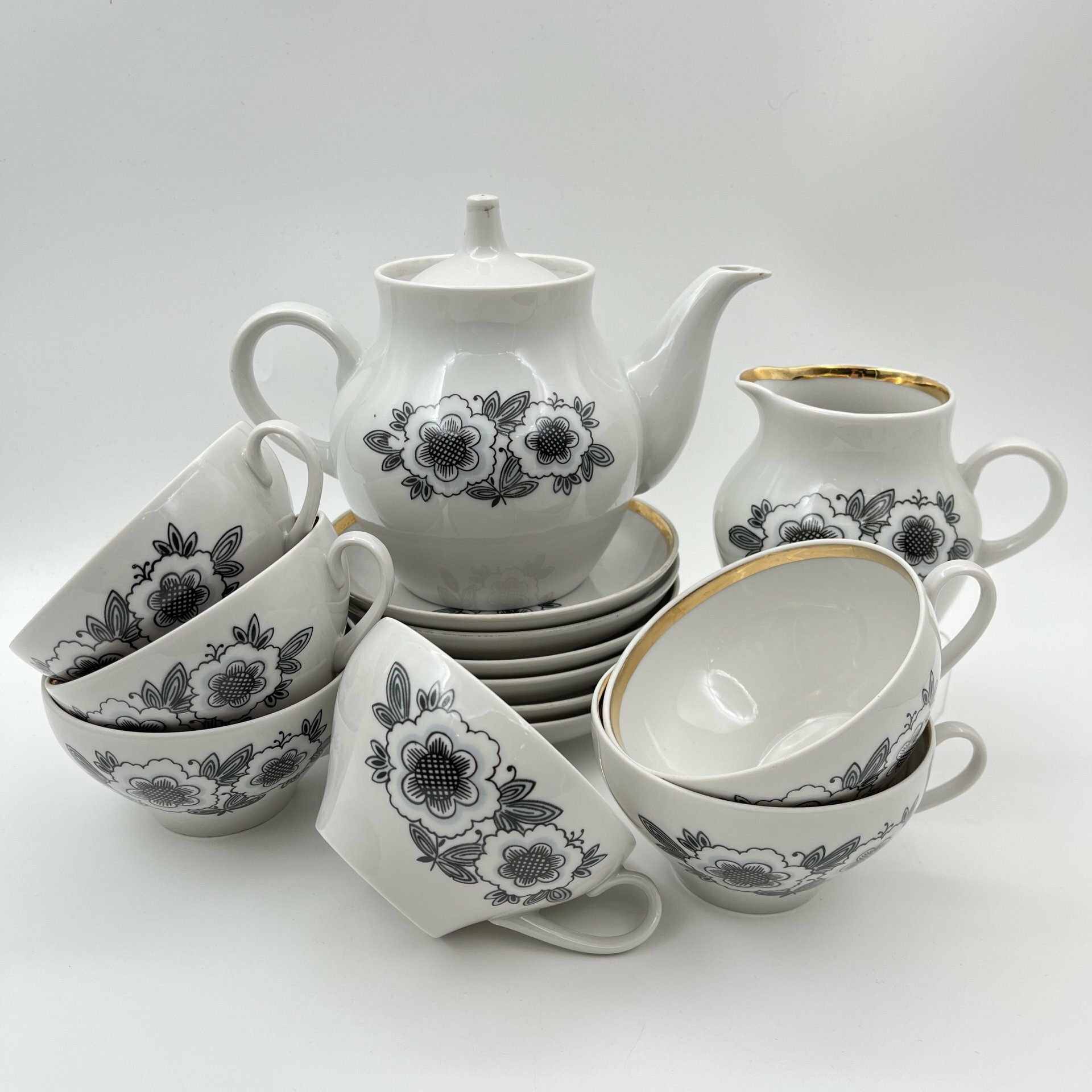 Сервиз кофейный на 6 персон (14 предметов), украшенный цветами, фарфор, деколь