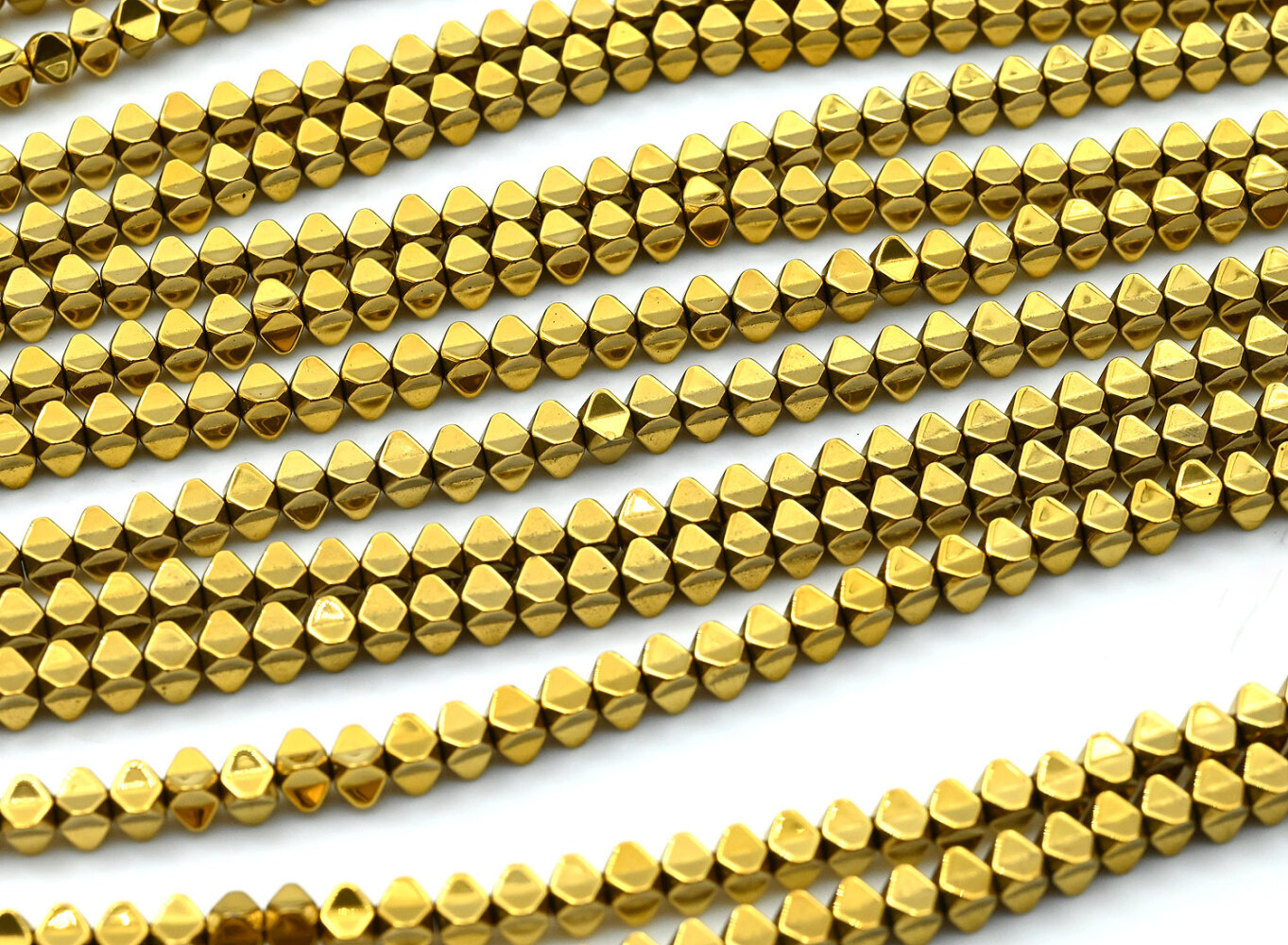 Бусины из гематита 4*4мм цв. золотистый, 39см, 100 бусин .