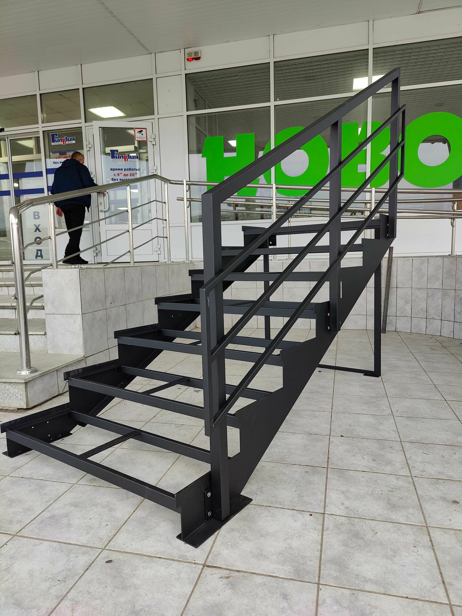 Лестница-крыльцо 7, без ДПК ограждение справа. Ширина 1,3м. Высота 1,05м.