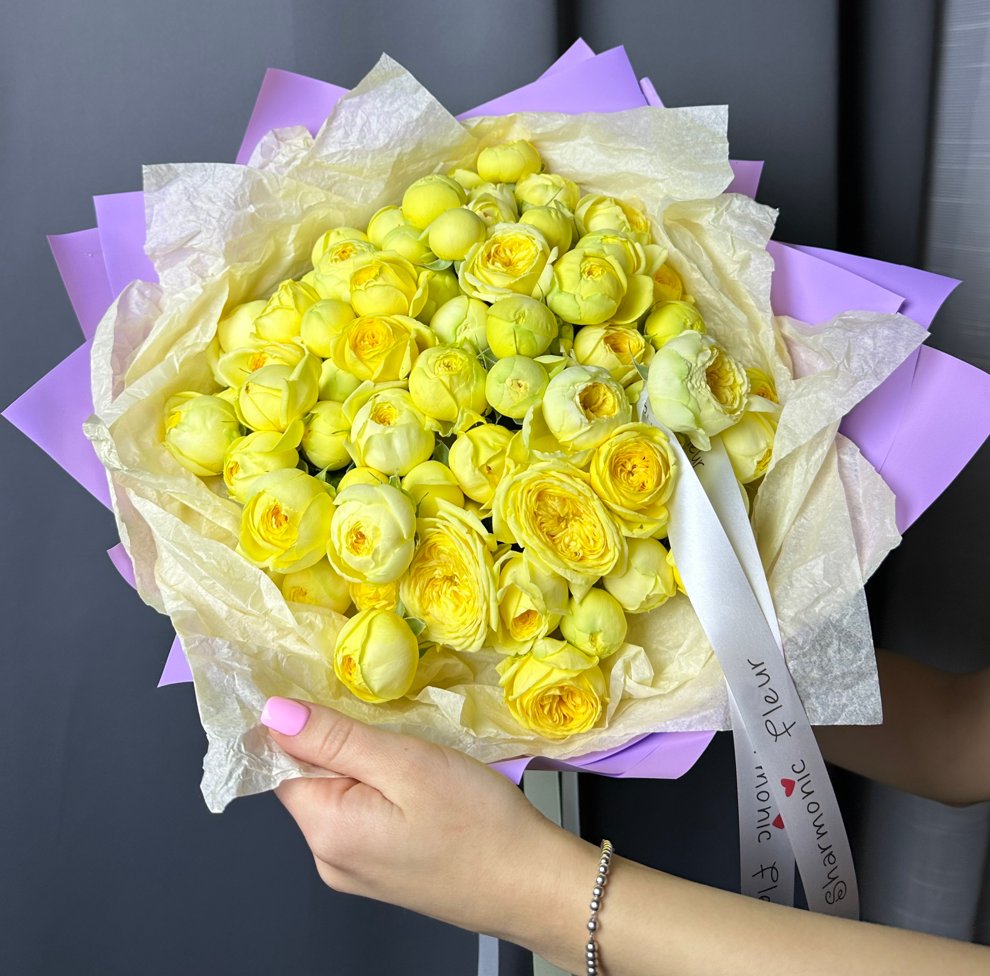 Букет живых цветов из 29 кустовой пионовидной розы "Радость" Sharmonic Fleur"