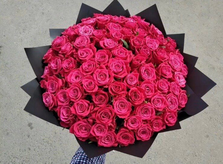 Букет цветов "Эрика" из 51 малиновой розы в упаковке / Радуга Букет