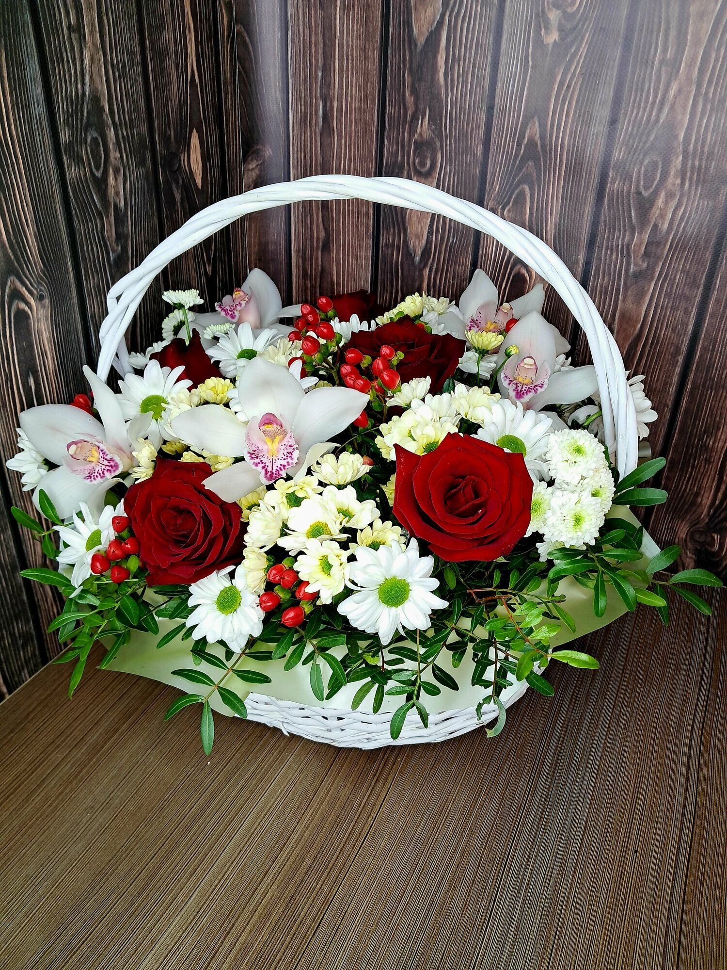 Букет "Плетеная корзина" с орхидеей, розой, белоснежной хризантемой и сантини для девушки