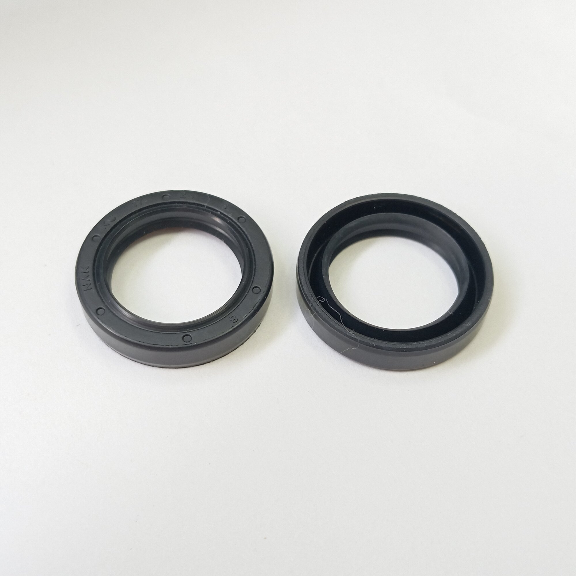 Сальник маслобензостойкий (манжета армированная) с пружиной 17x24x5 KC NBR-70-K-01B/C NAK