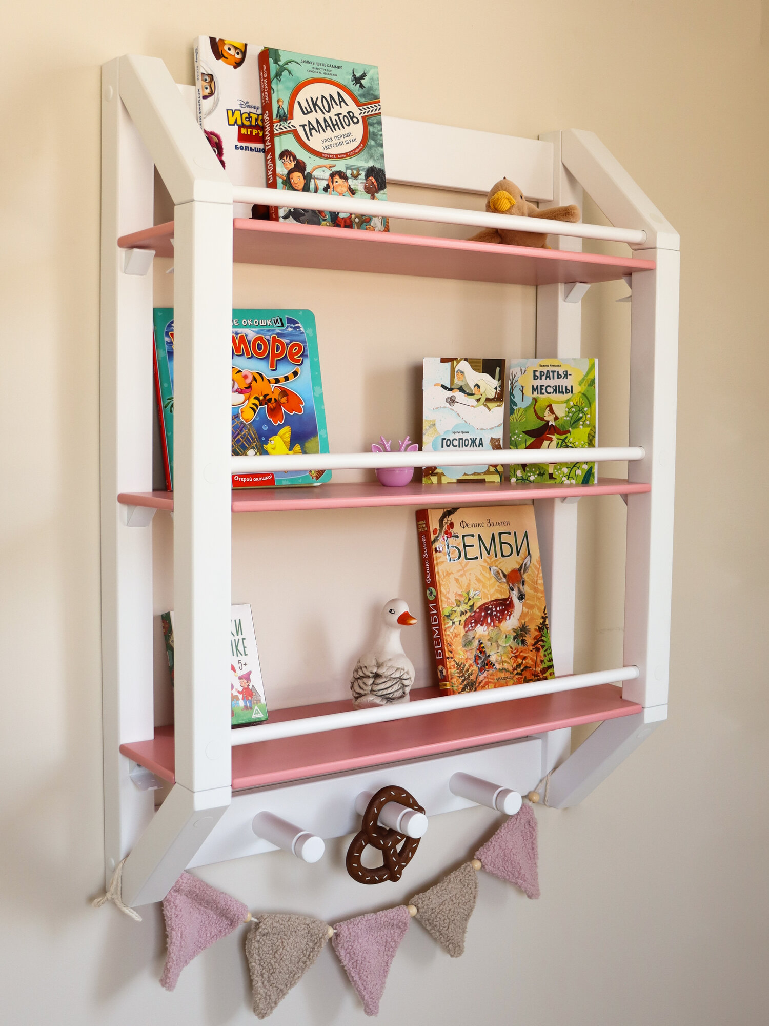 Настенная полка для книг и игрушек в детскую комнату монтессори
