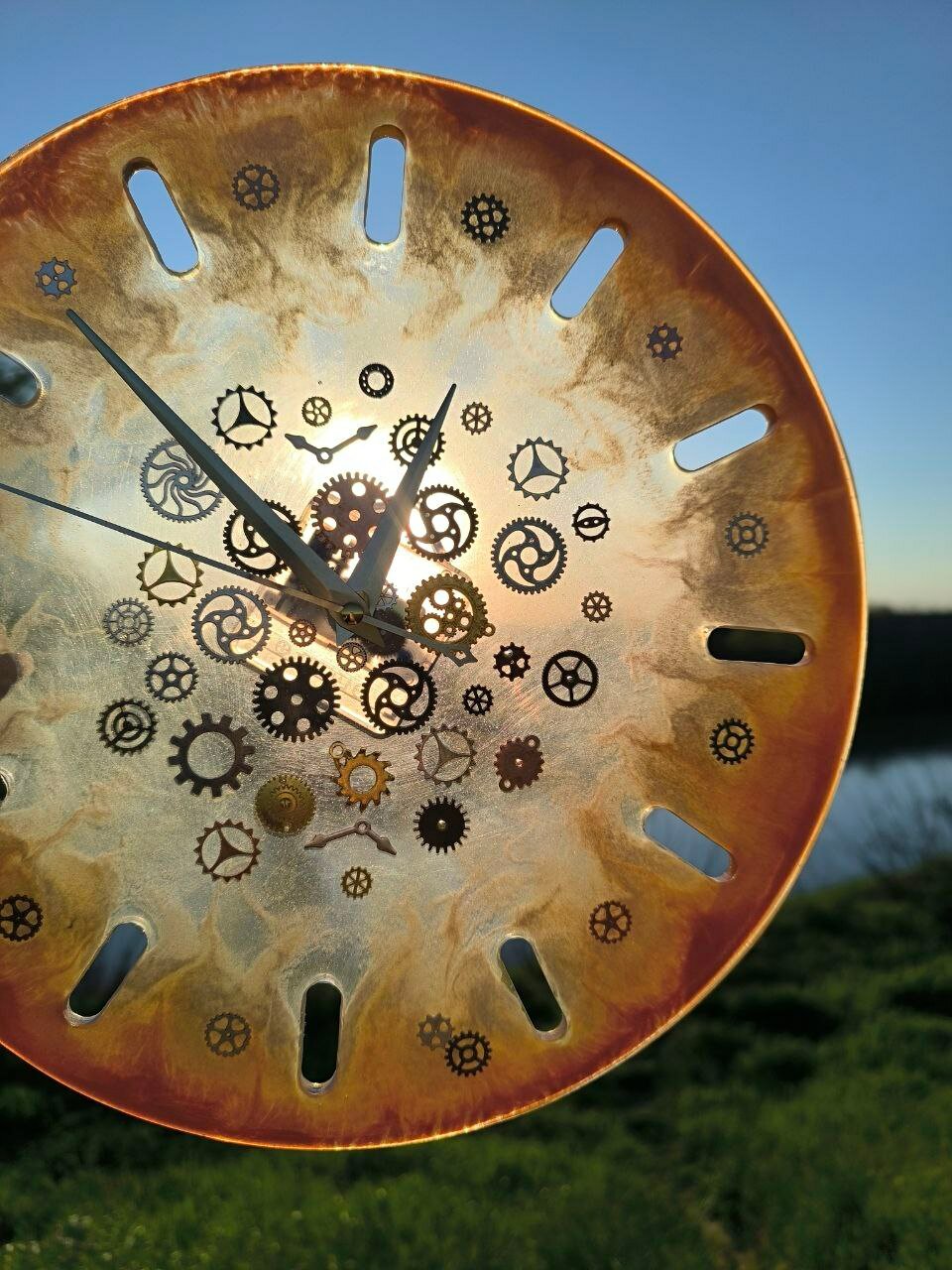 Часы настенные "Хронограф" из эпоксидной смолы, диаметром 30 см, в авторском стиле от LiYArt