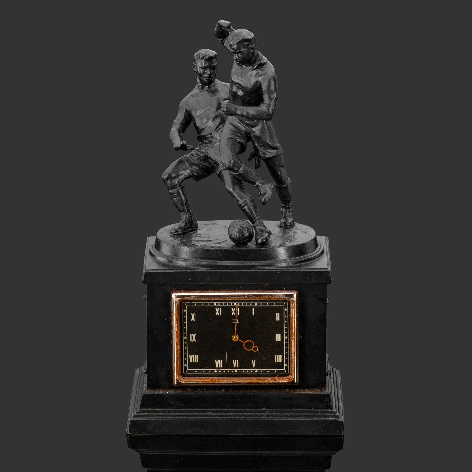 Часы "Футболисты", скульптор И. М. Чайков, чугун, крашение (голландская сажа)