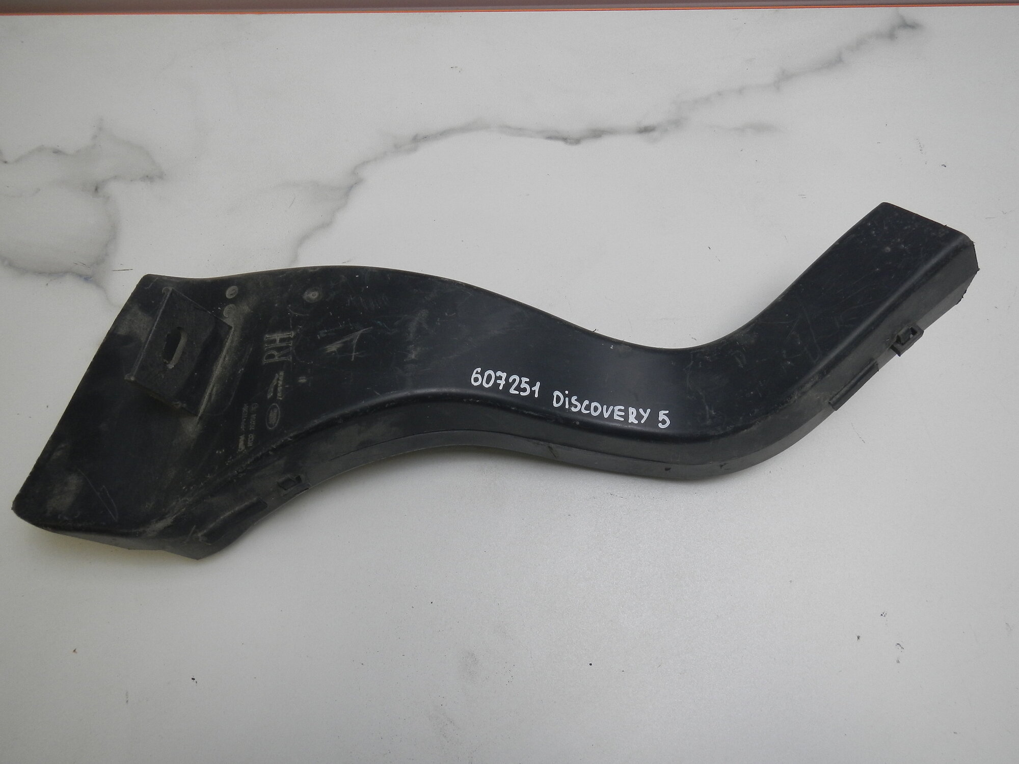 Б/У Воздуховод, Land Rover (Ленд Ровер)-DISCOVERY 5 (16-) LAND ROVER DISCOVERY 5 (16-) правый Задиры. 607251 LAND ROVER а...