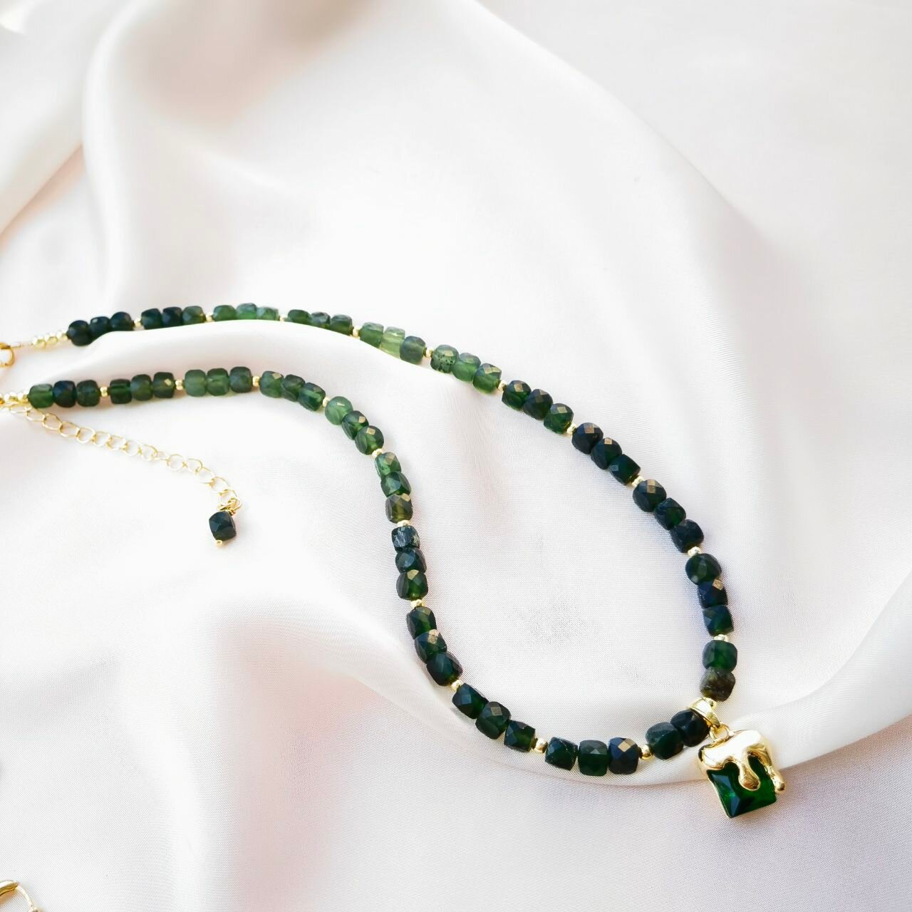 Колье, нефрит