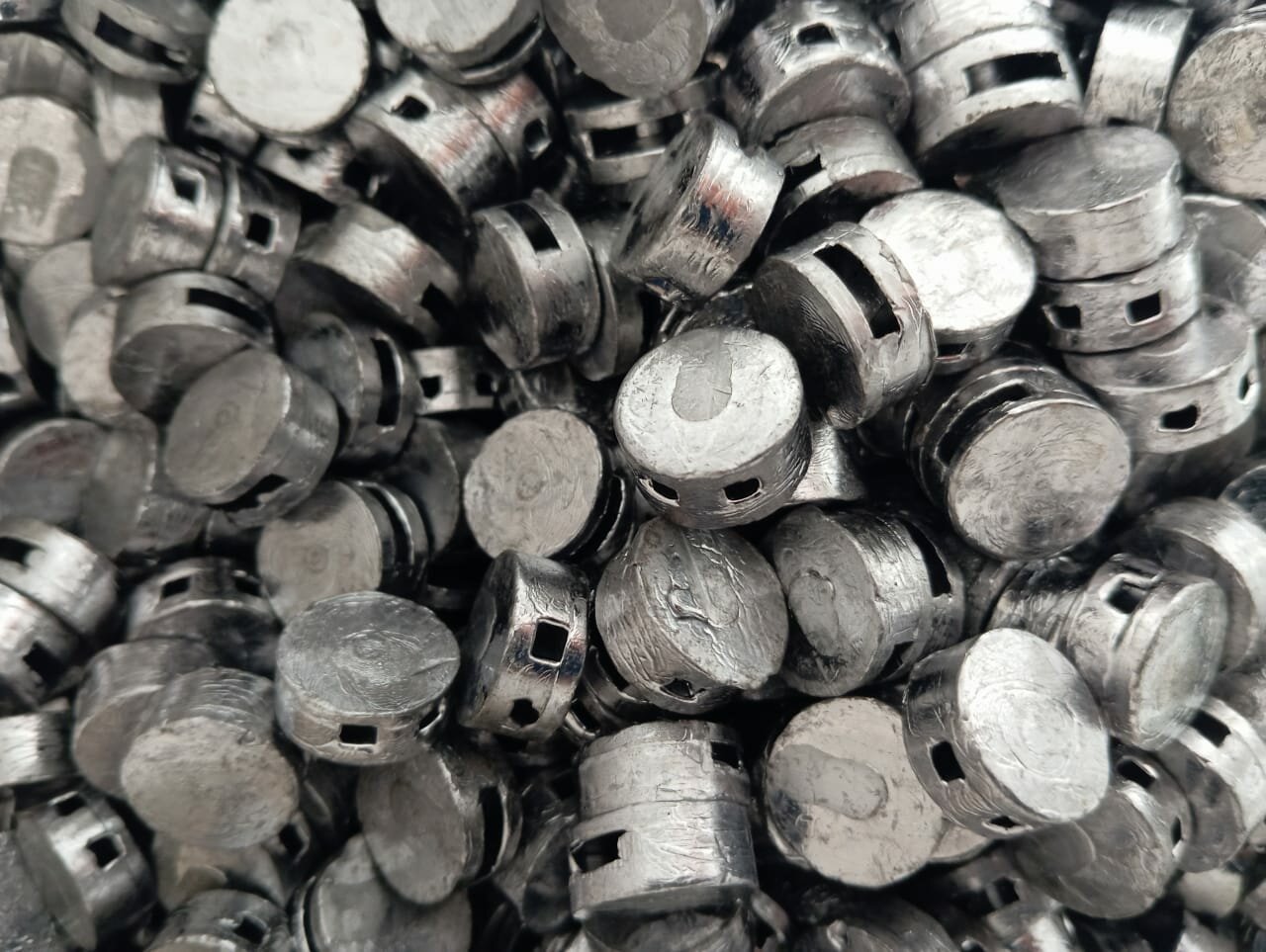 Пломба свинцовая. Диаметр 16 мм. Упаковка 4кг. Изготовленные из высококачественного свинца.